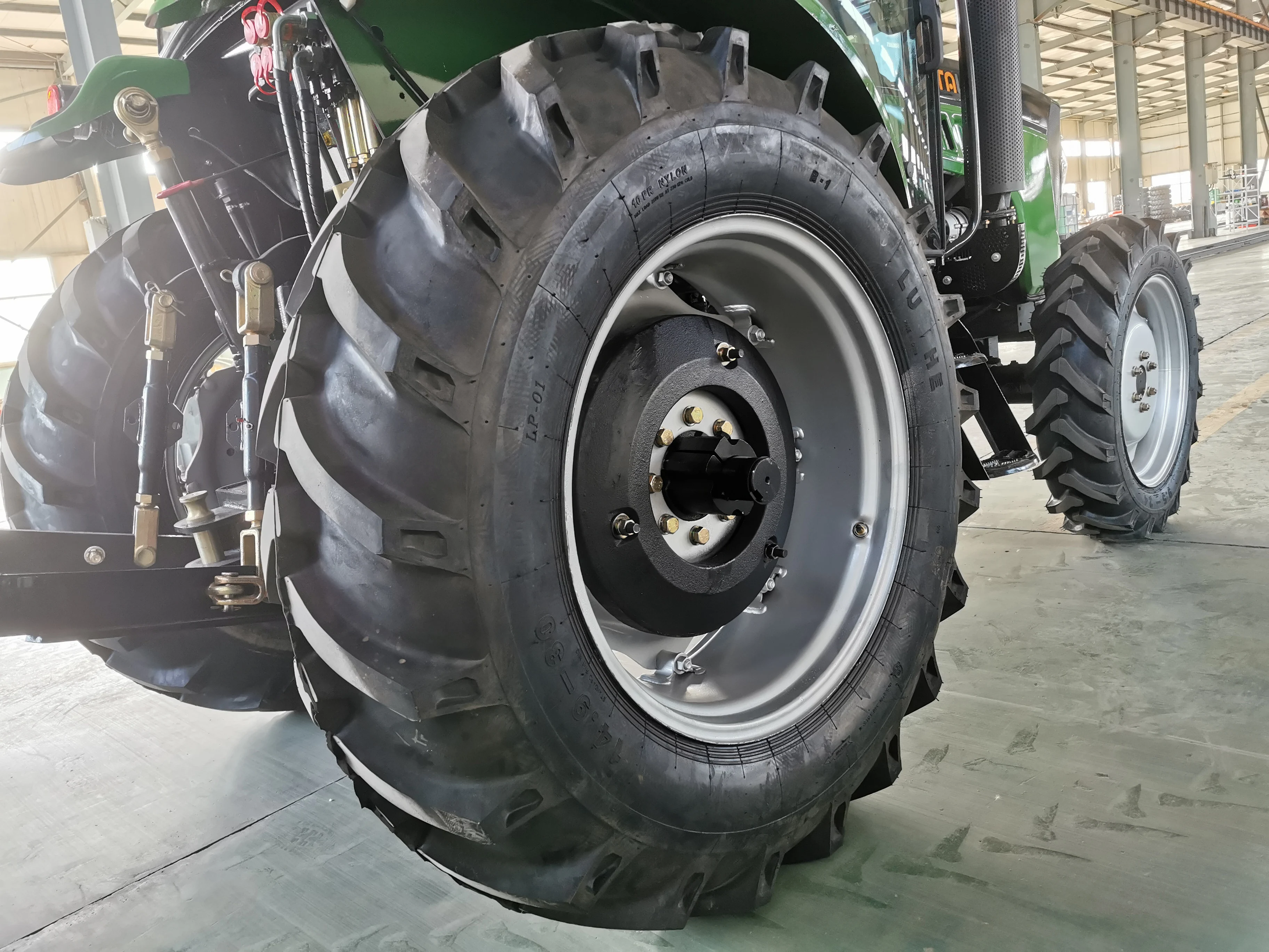 Four Wheel Drive 100HP Farm Tractor with Cabin for Agriculture