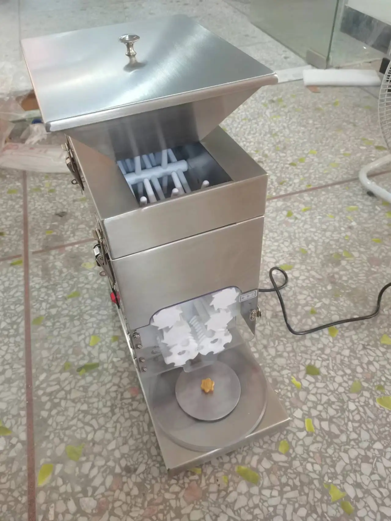 Onigiri Making Encrusting Machine Rice Ball Machinery Stuffed Rice Ball ...