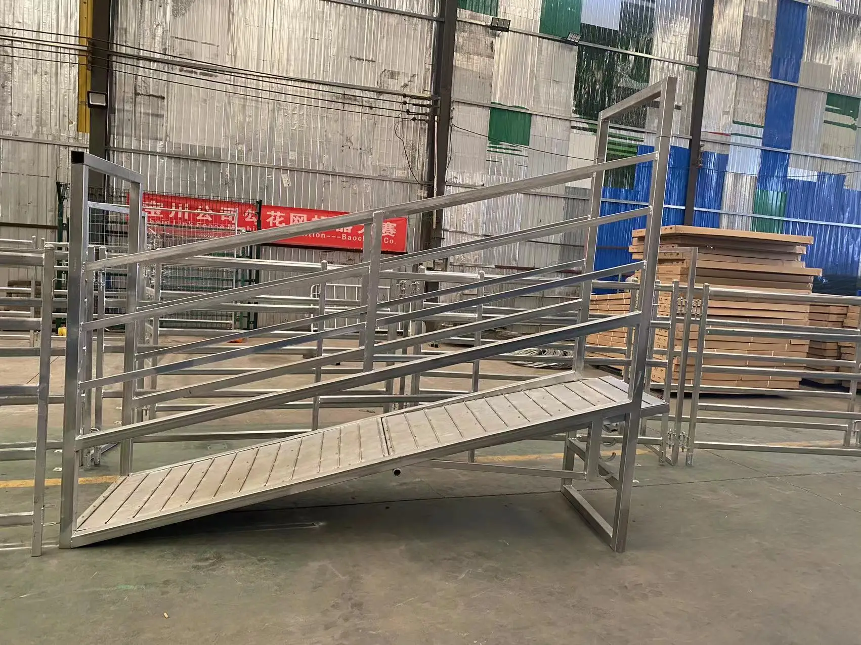 Cattle Loading Ramp Trailer for Efficient Cow Transport