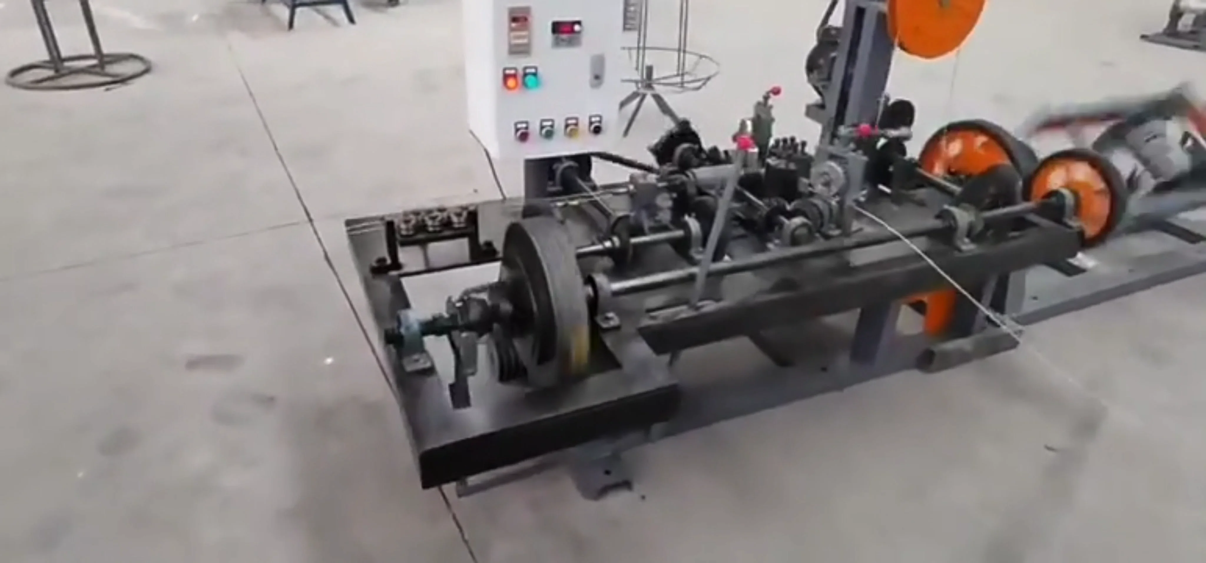 Automatic Twisted Barbed Wire Mesh Making Machine / Maquina Para Hacer ...