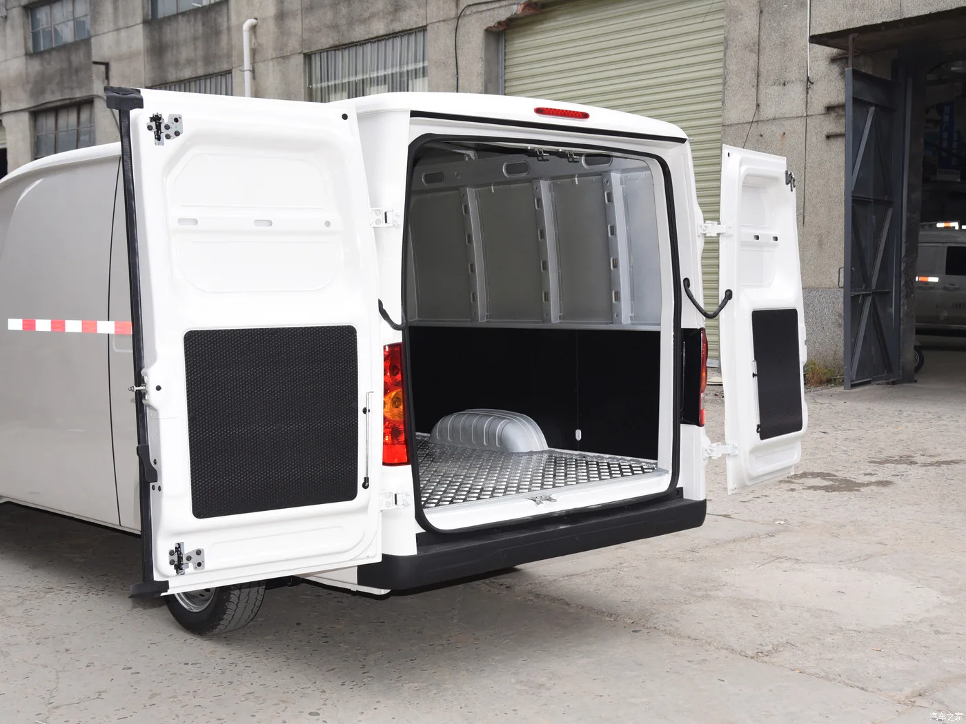 Wuling LINXYS Mini Cargo Van - Efficient Electric Van