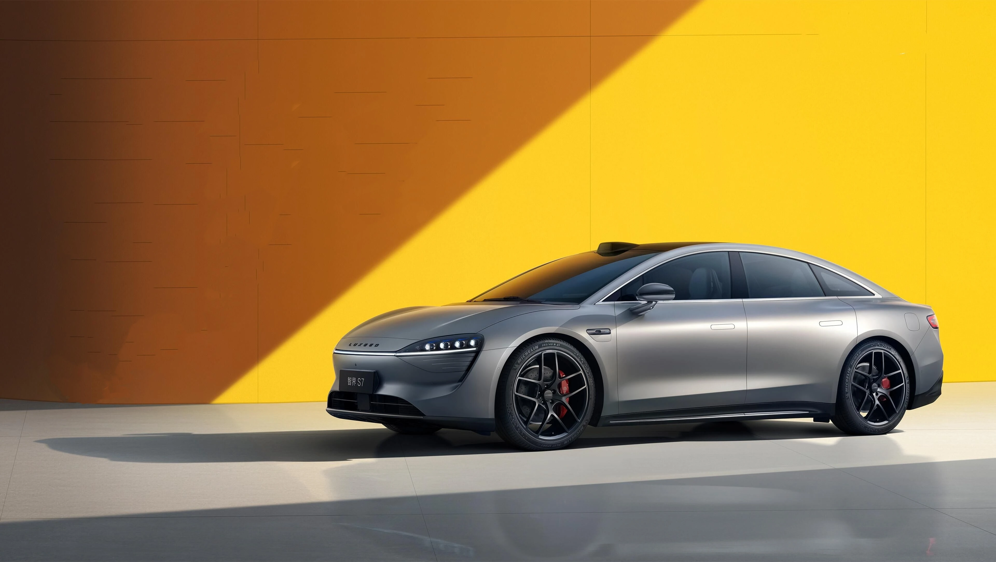 Luxeed S7 - 855KM Range, 4WD Pure Electric Car by Huawei Chery