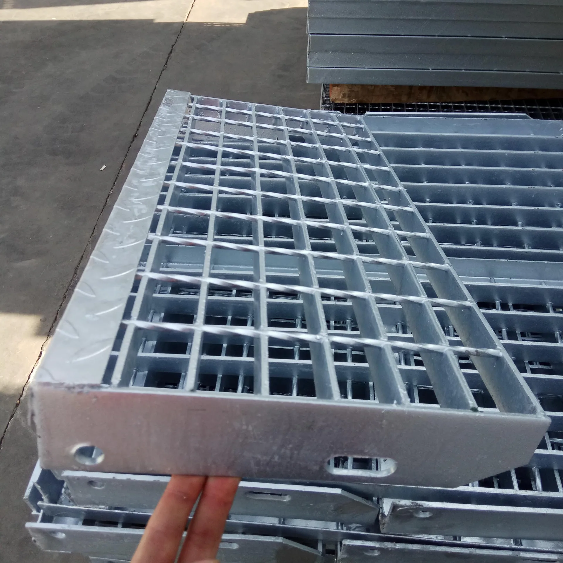 Galvanized Steel Grating Walkway Galvanized Welded Metal Grating ...