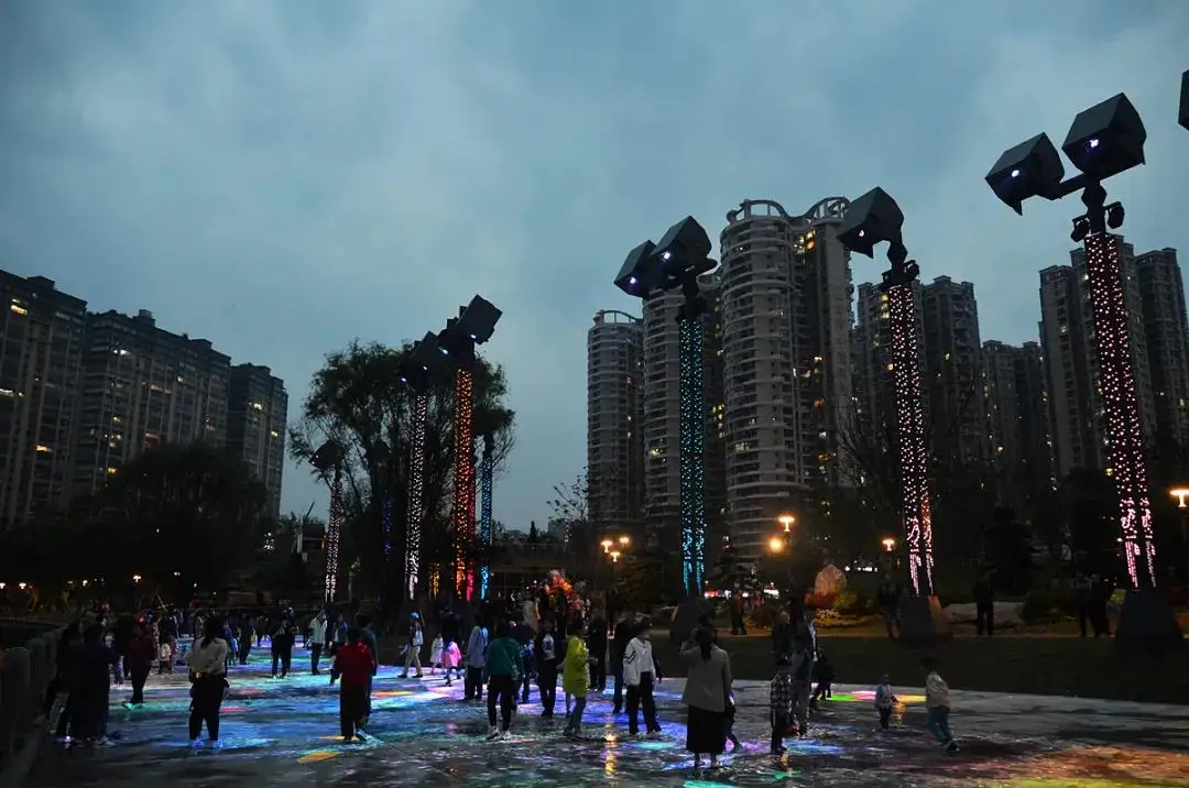 Outdoor 3D Hologram Projector with 15000 Lumens - Holographic Display ...