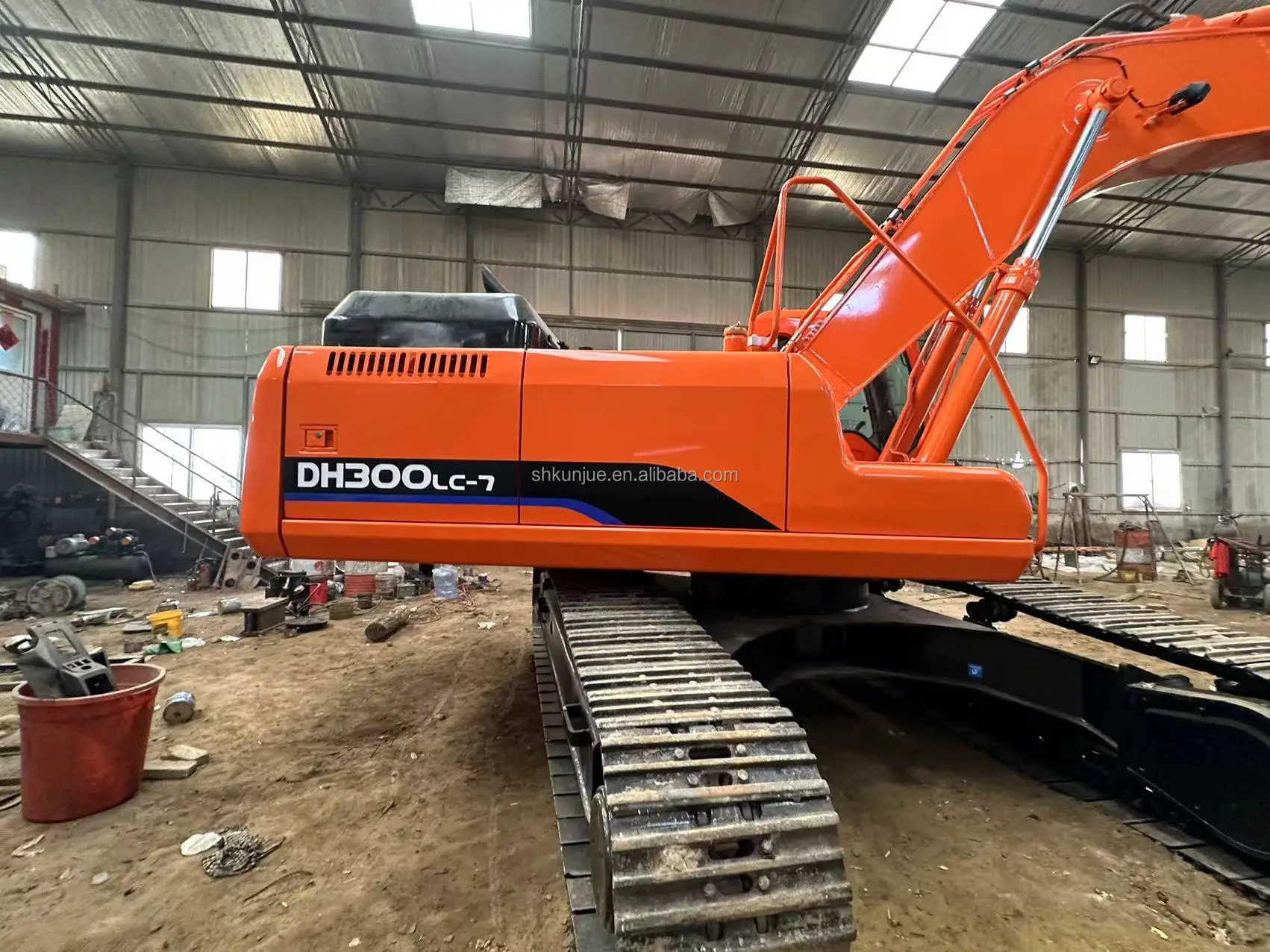 Used Tracked Doosan 300 Excavator Daewoo 30 Tons Dh300lc-7 Loading And ...