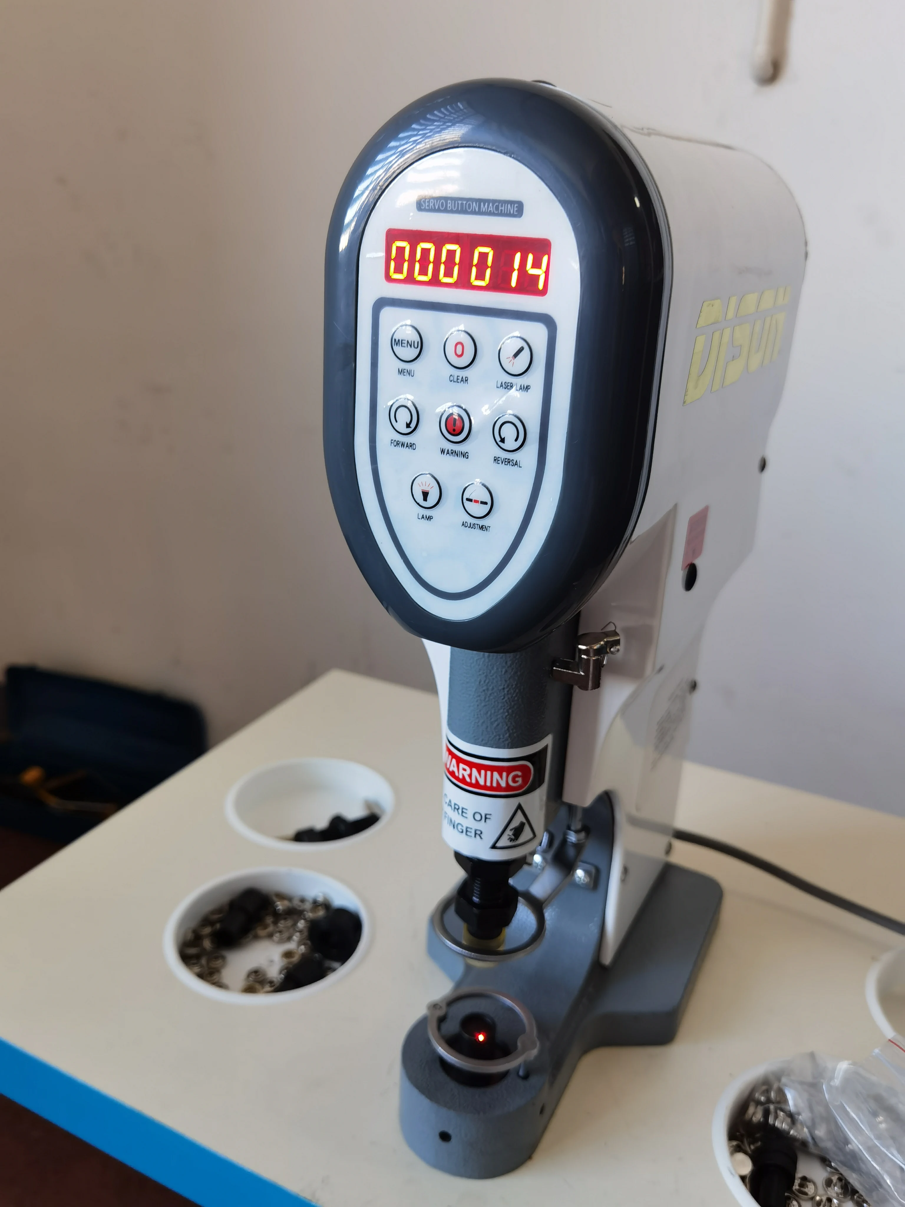 DS-818 Computer Servo Electric Snap Button Attaching Machine