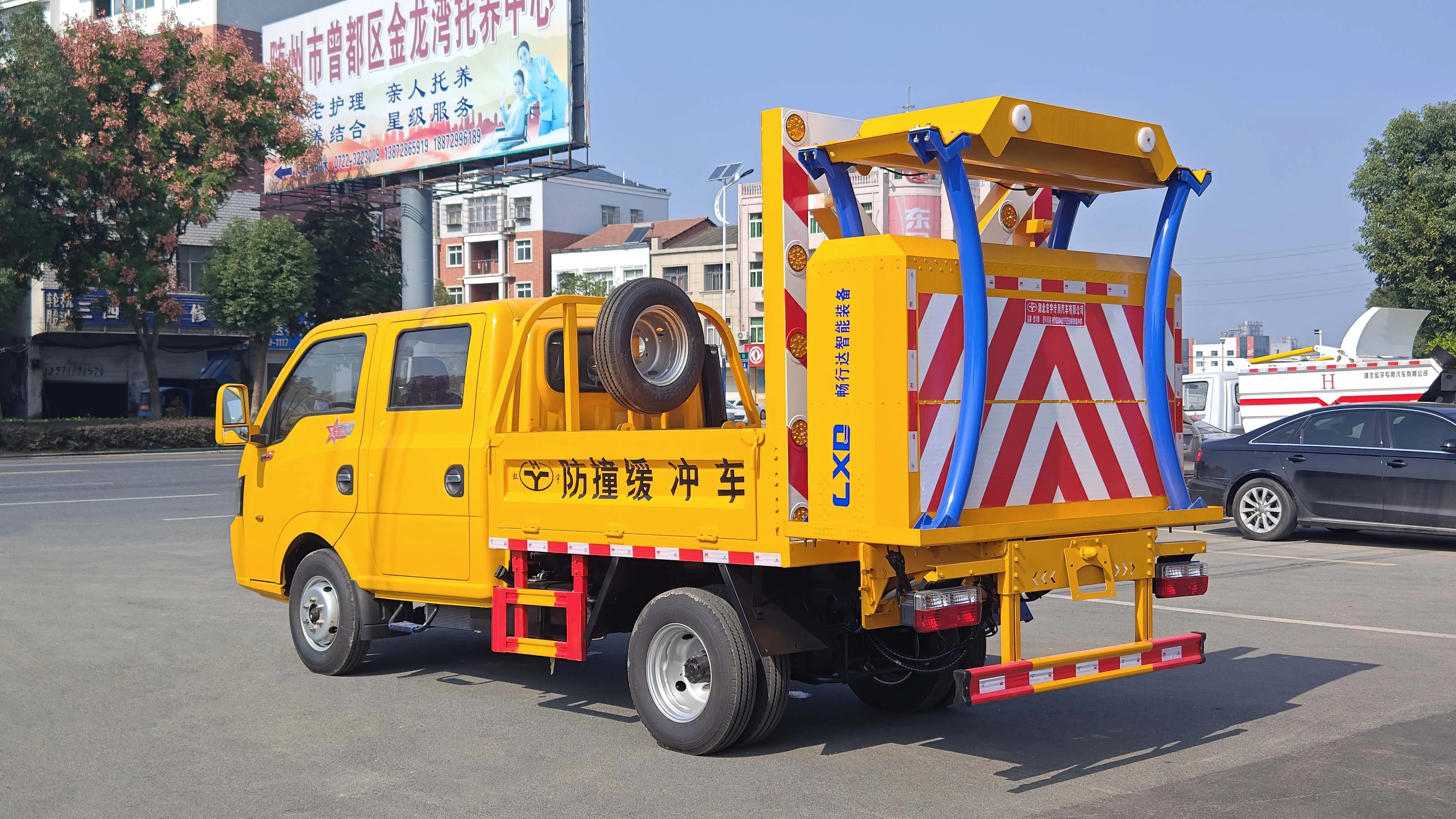 DF Attenuator Truck 4x2 - Crash Proof & Reliable Transport