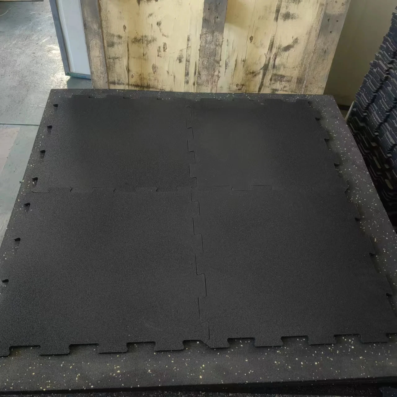 Outdoor Puzzle Rubber Mat - Durable, Eco-Friendly Flooring