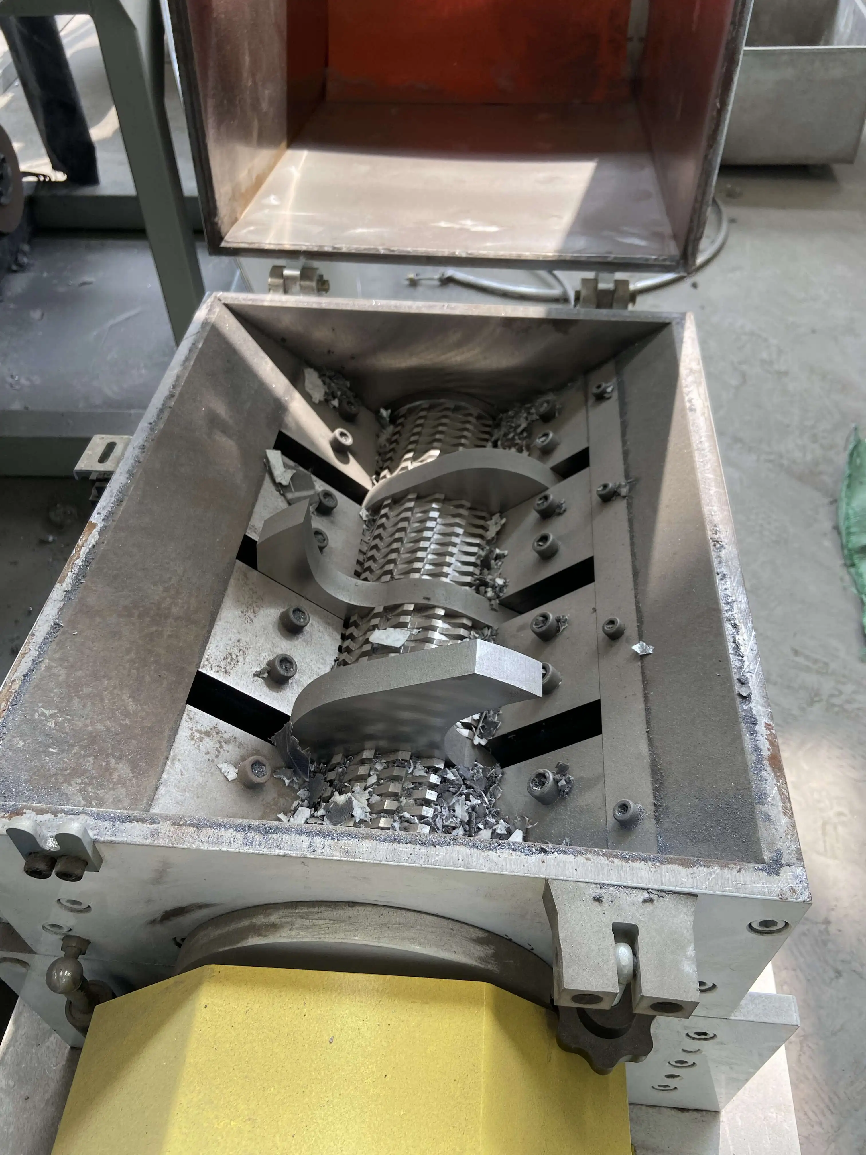 Double Shaft Waste Iron Shredder - High Efficiency Crusher