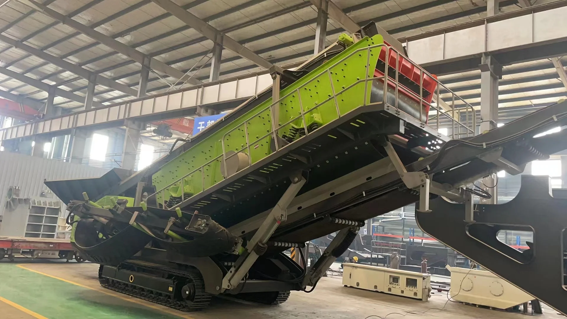 track-mounted mining stone screening machine automatic crawler screener ...