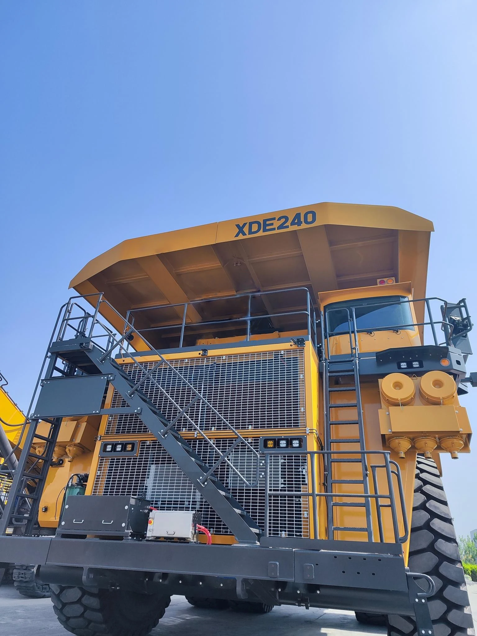 무거운 석탄 광산 덤프 트럭 240 톤 XDE240 전기 운전 가격 판매| Alibaba.com