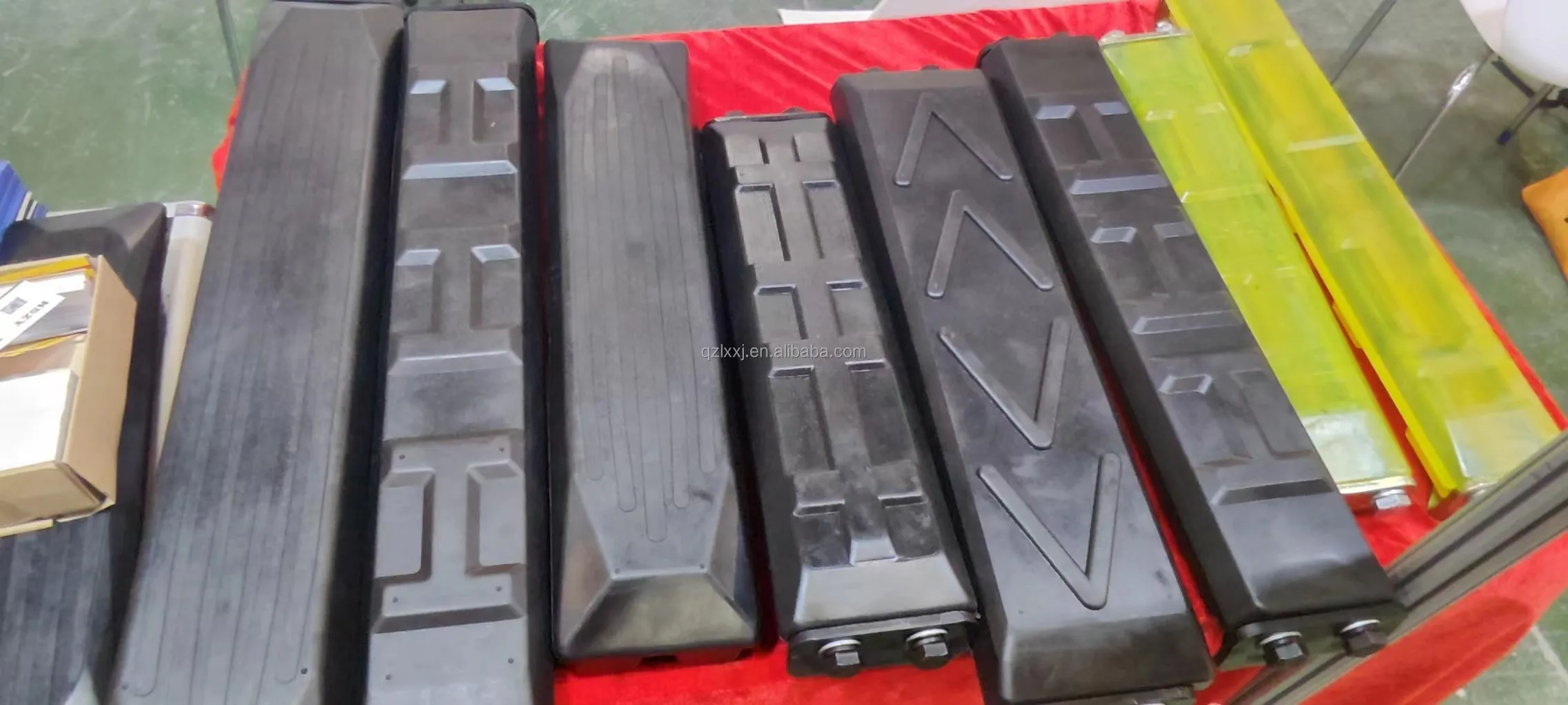 230mm 350mm 400mm 500mm Fastener Polyurethane Rubber Crawler Crane ...