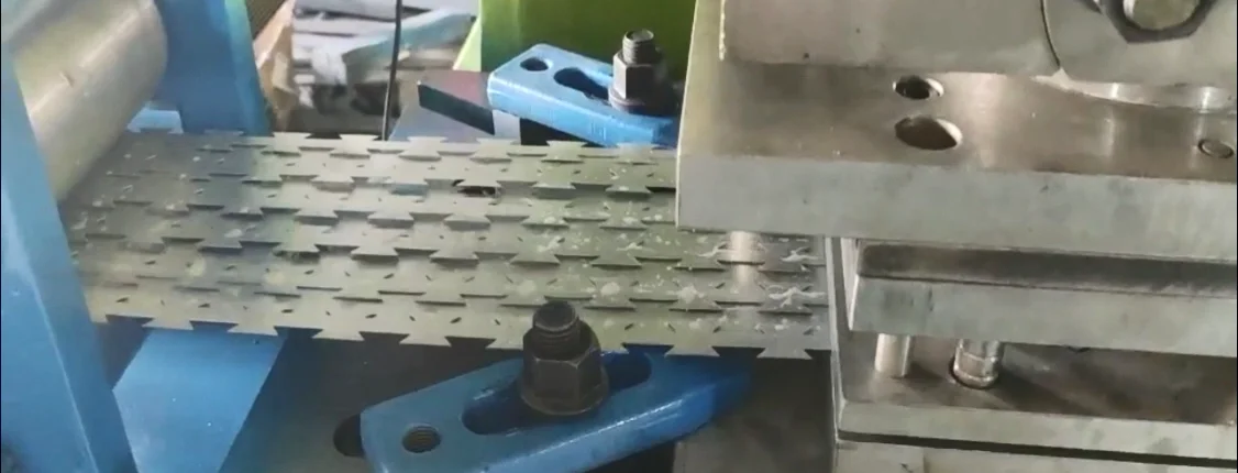 Concertina Razor Barbed Wire Mesh Making Machine/making Traditional ...