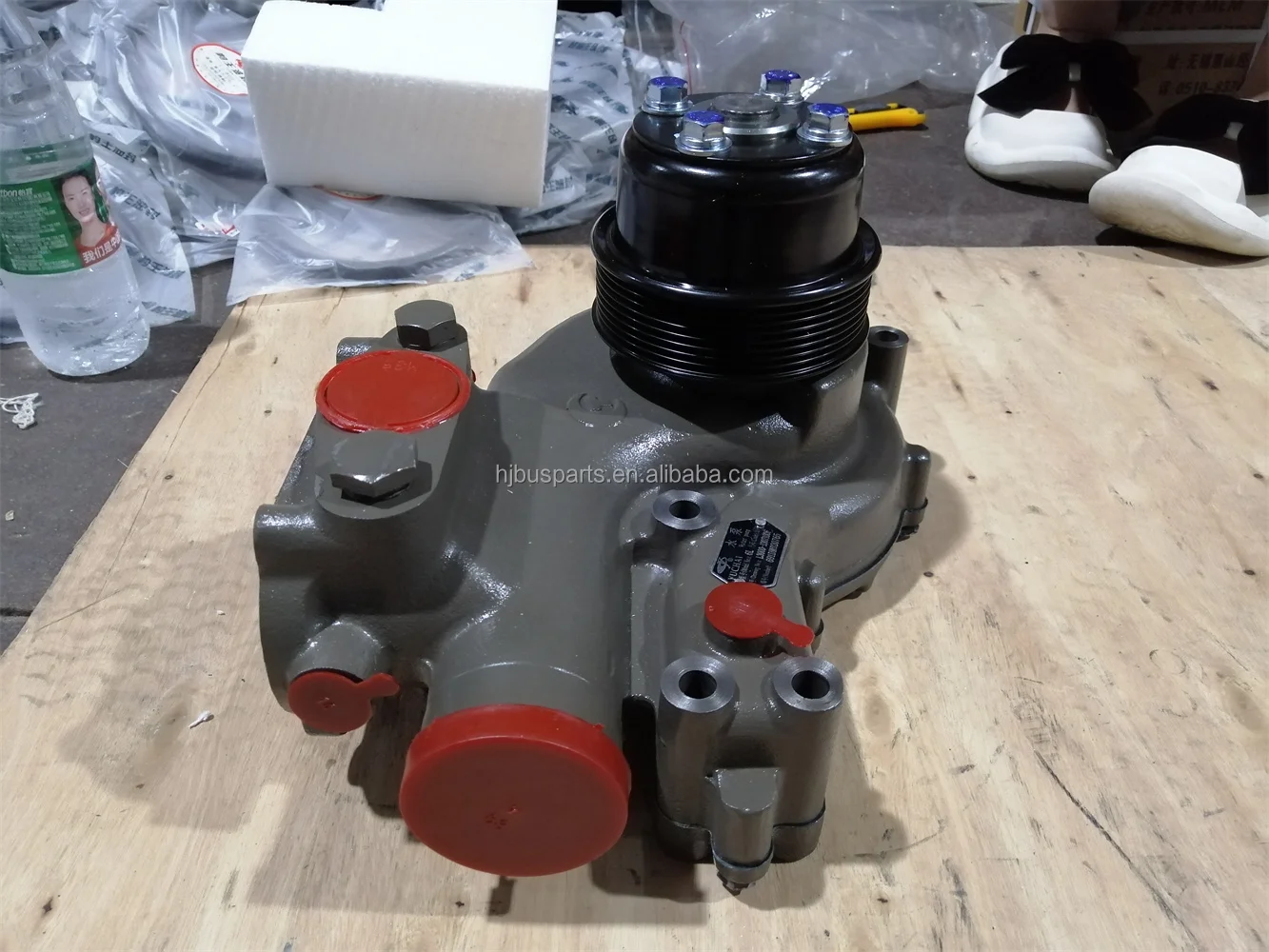 Yuchai L3000-1307100F Auto Water Pump for Chinese Bus