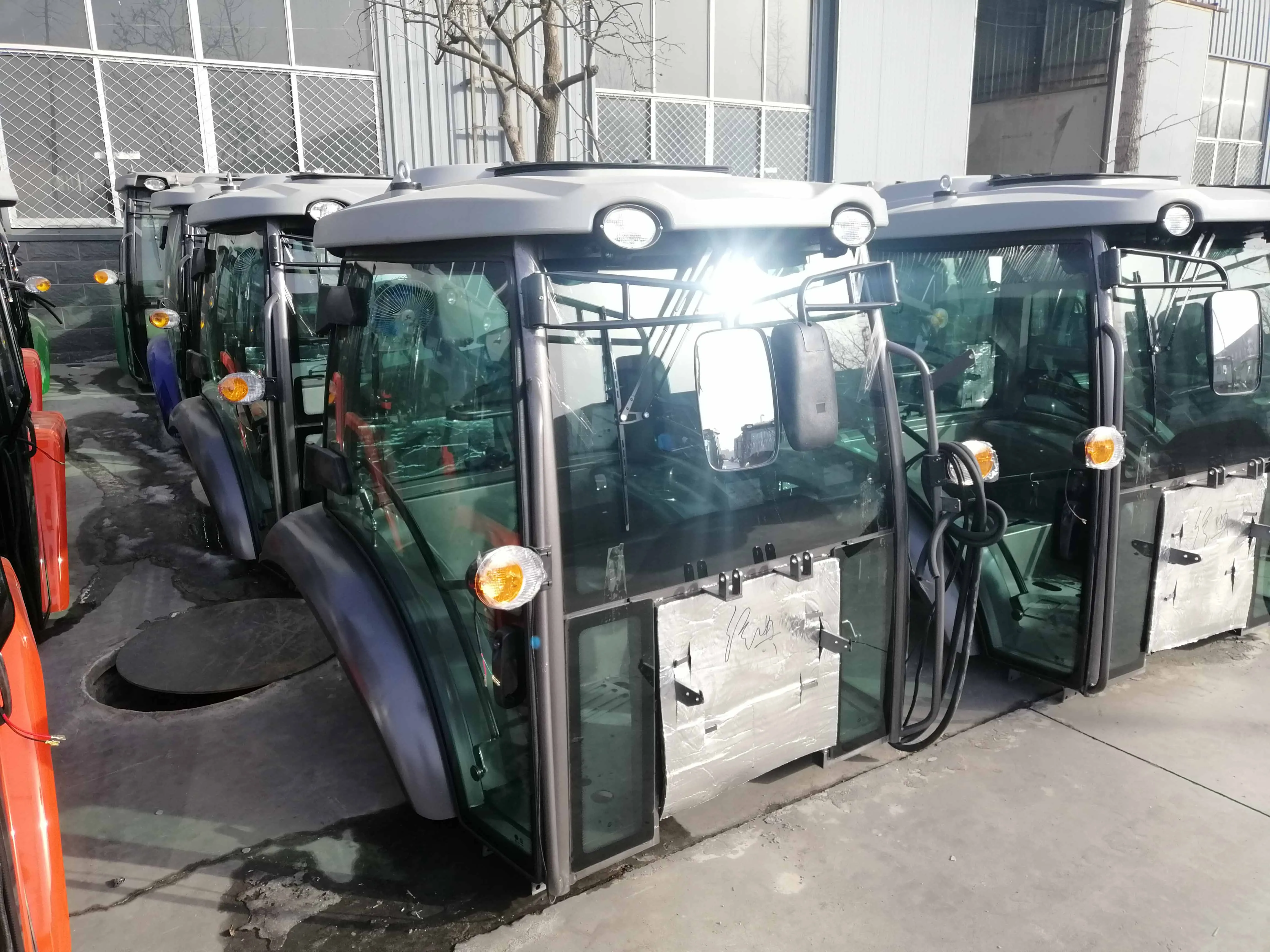 China Tavol 704 Tractor Matched Agricultural Farm Tractor With Cabin ...