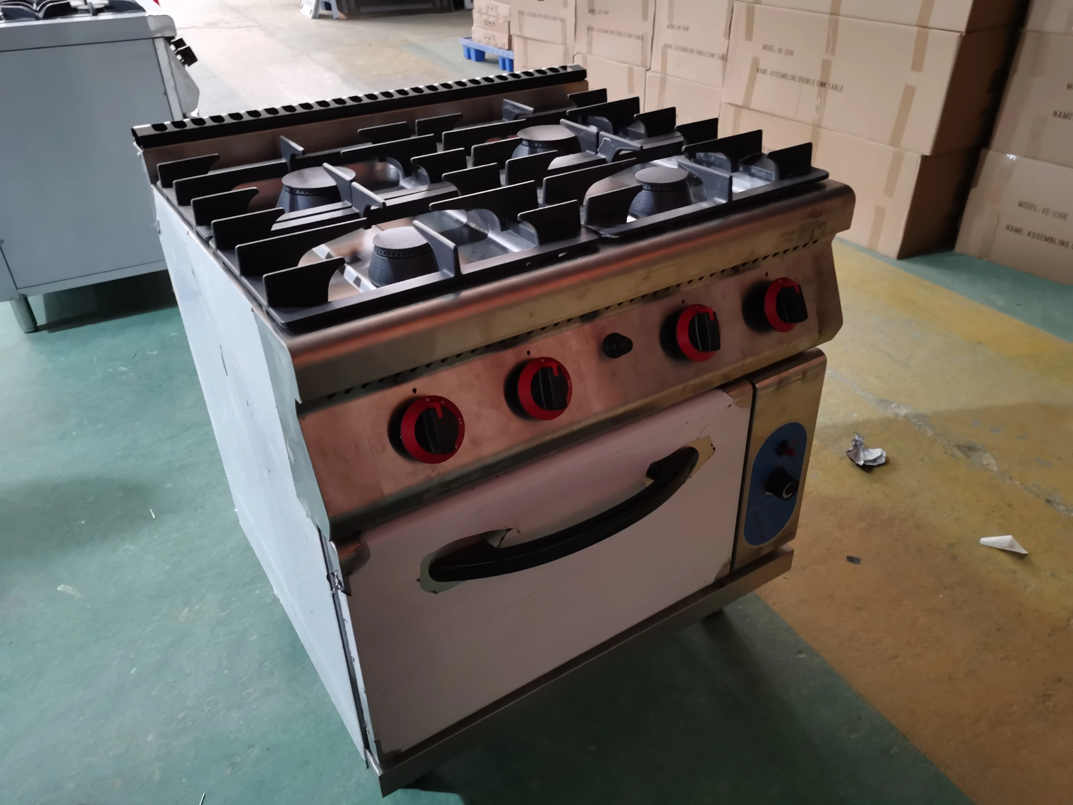 4 Burner Gas Cooker with Oven - Ideal for Hotels & Restaurants