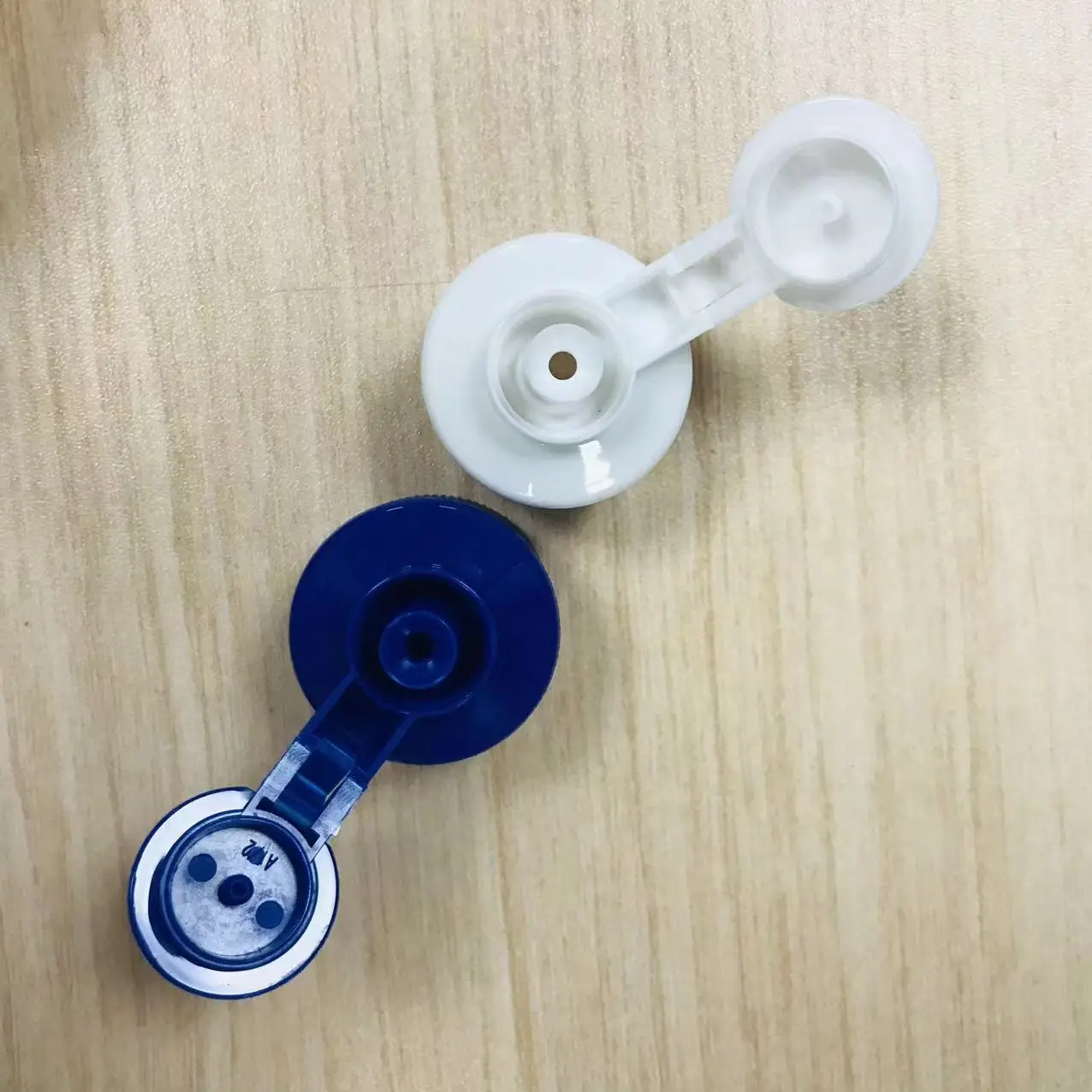 Wholesale PP Closure 28mm Plastic Flip Top Cap for Gel Lotion