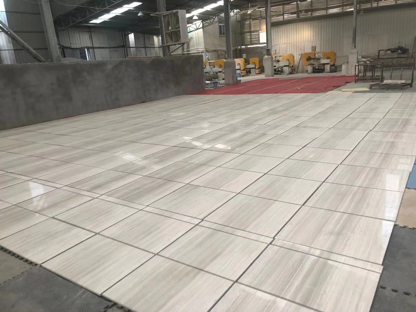 Elegant White Serpeggiante Wood Marble Tiles for Interior