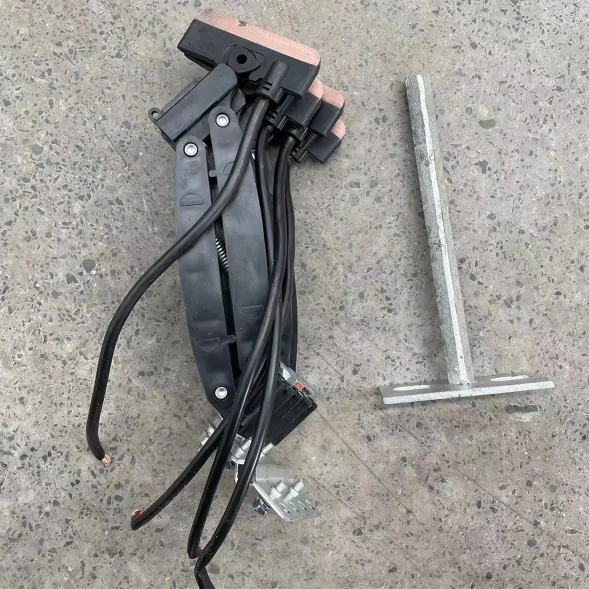 60A Current Collector - Safe and Efficient Electrical Solutions