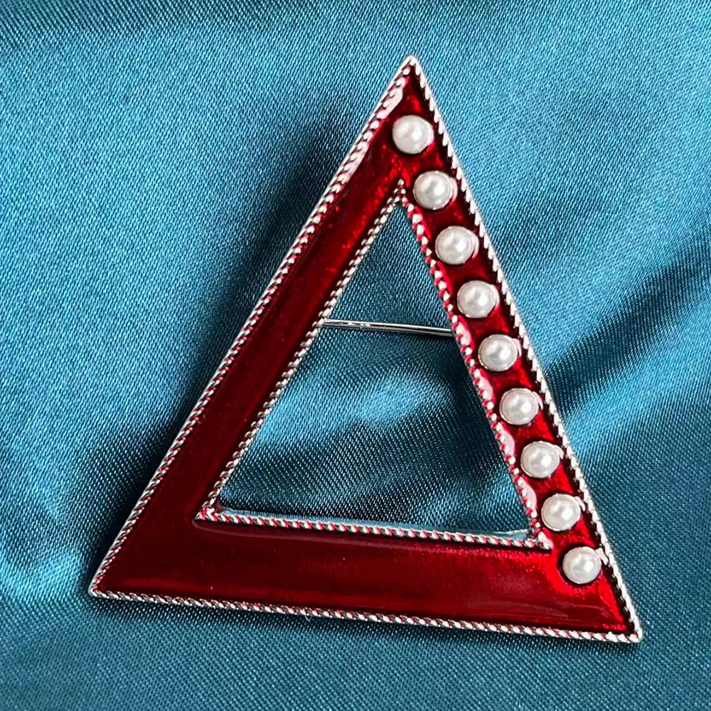 Custom Red Triangle Pearl Alloy Brooch Pin For Weddings & Parties Odm