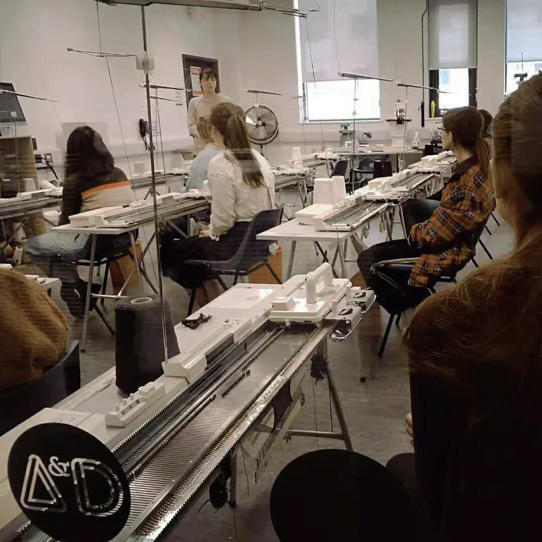 Silver Reed SK840 Knitting Machine - Easy Home Use