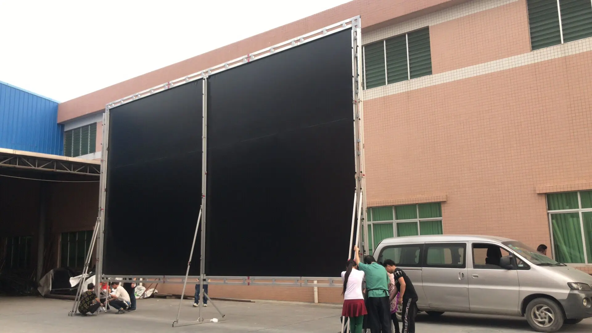 8*6m 10*6m Portable Projection Screens - Fast Fold & Versatile