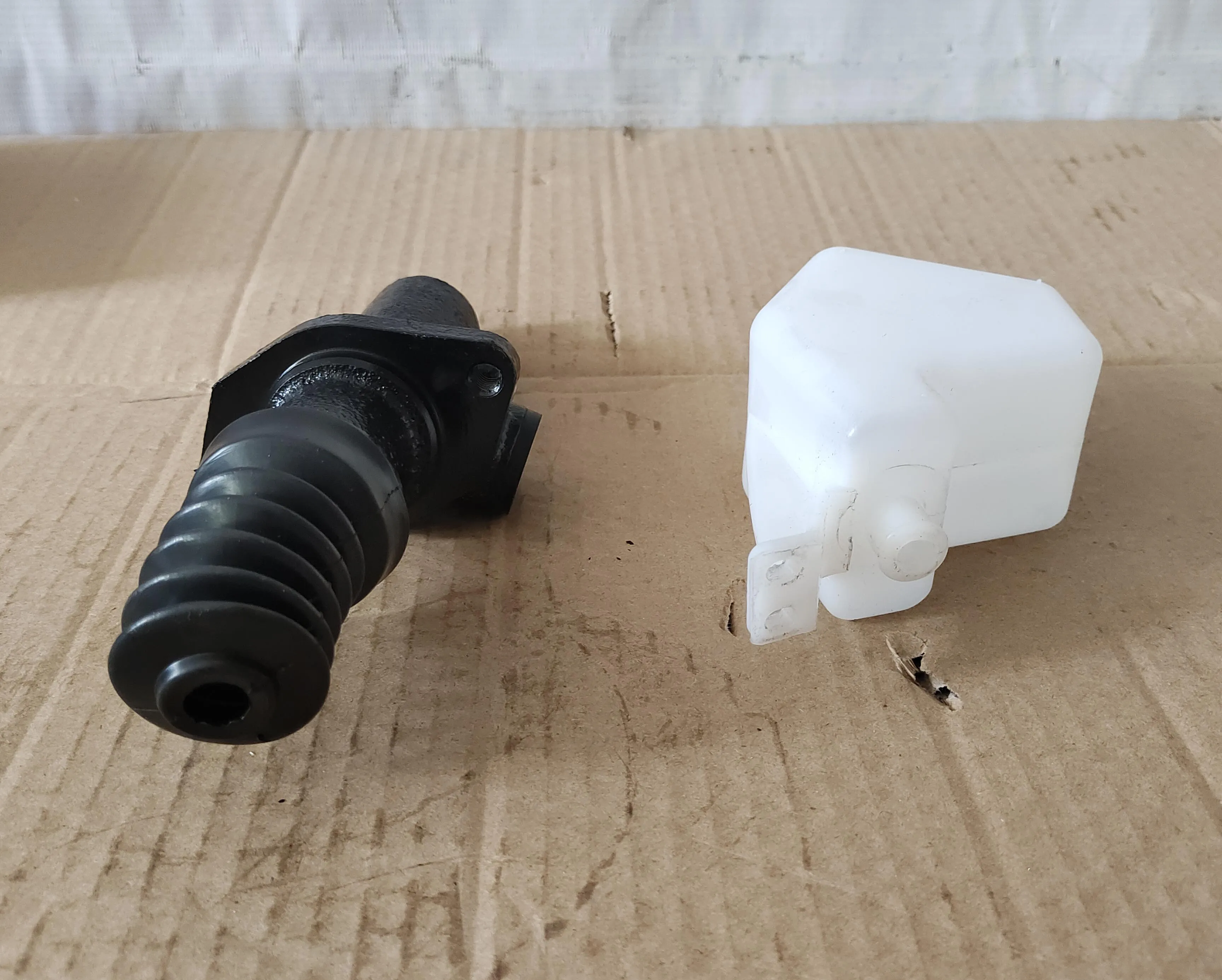 Automotive Parts Clutch Master Cylinder DZ9114230022 for Shacman ...