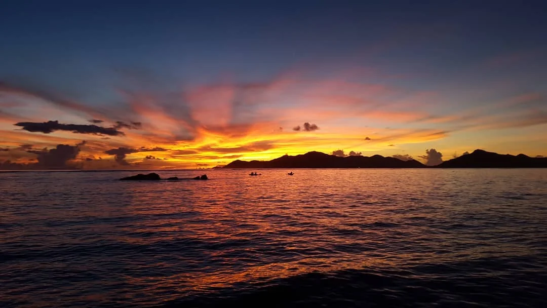 Clear Glass Kayak - Transparent Boat for Fishing & Tours