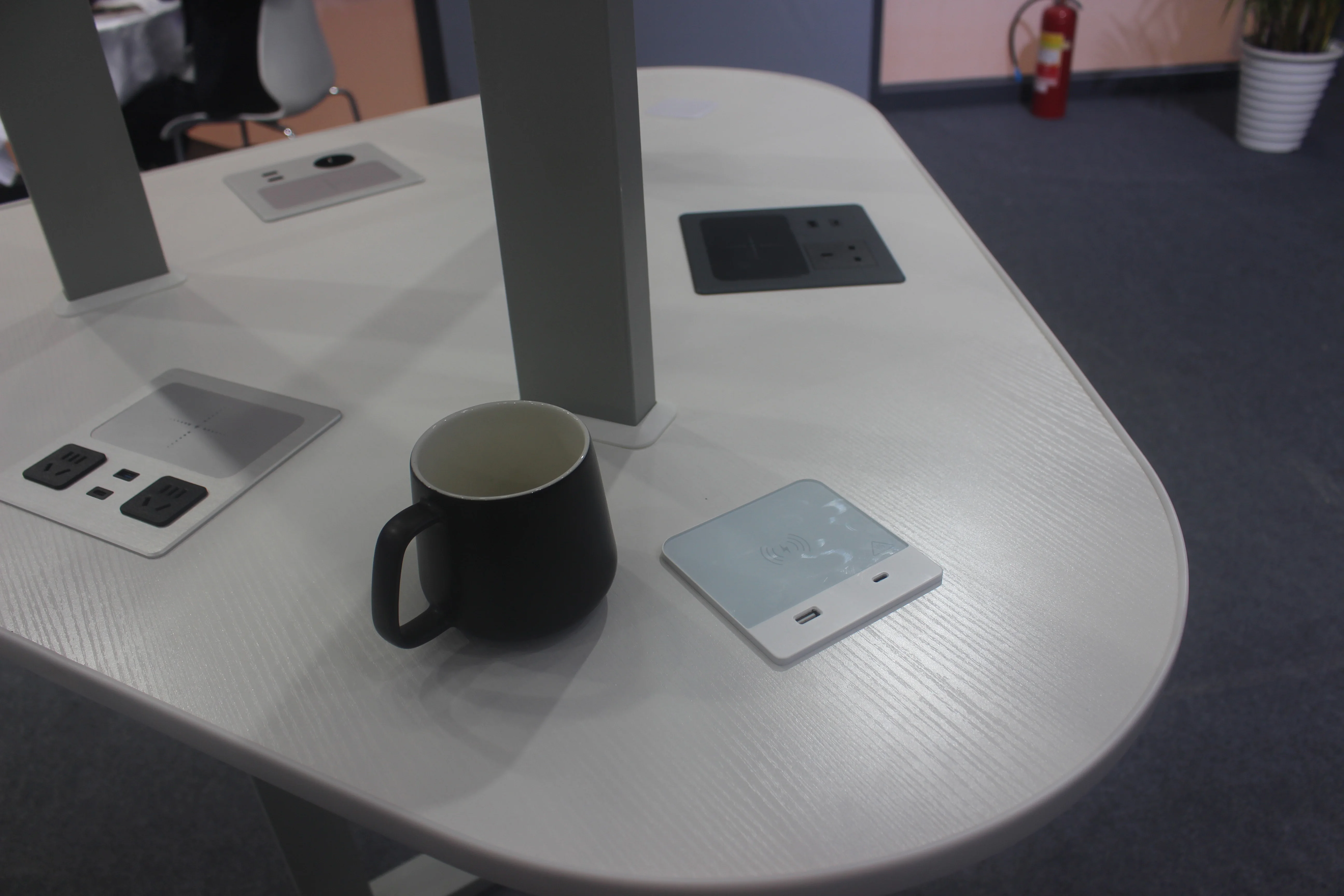 New Conference Tabletop Built-in Phone Wireless Charger with Cup Heater ...
