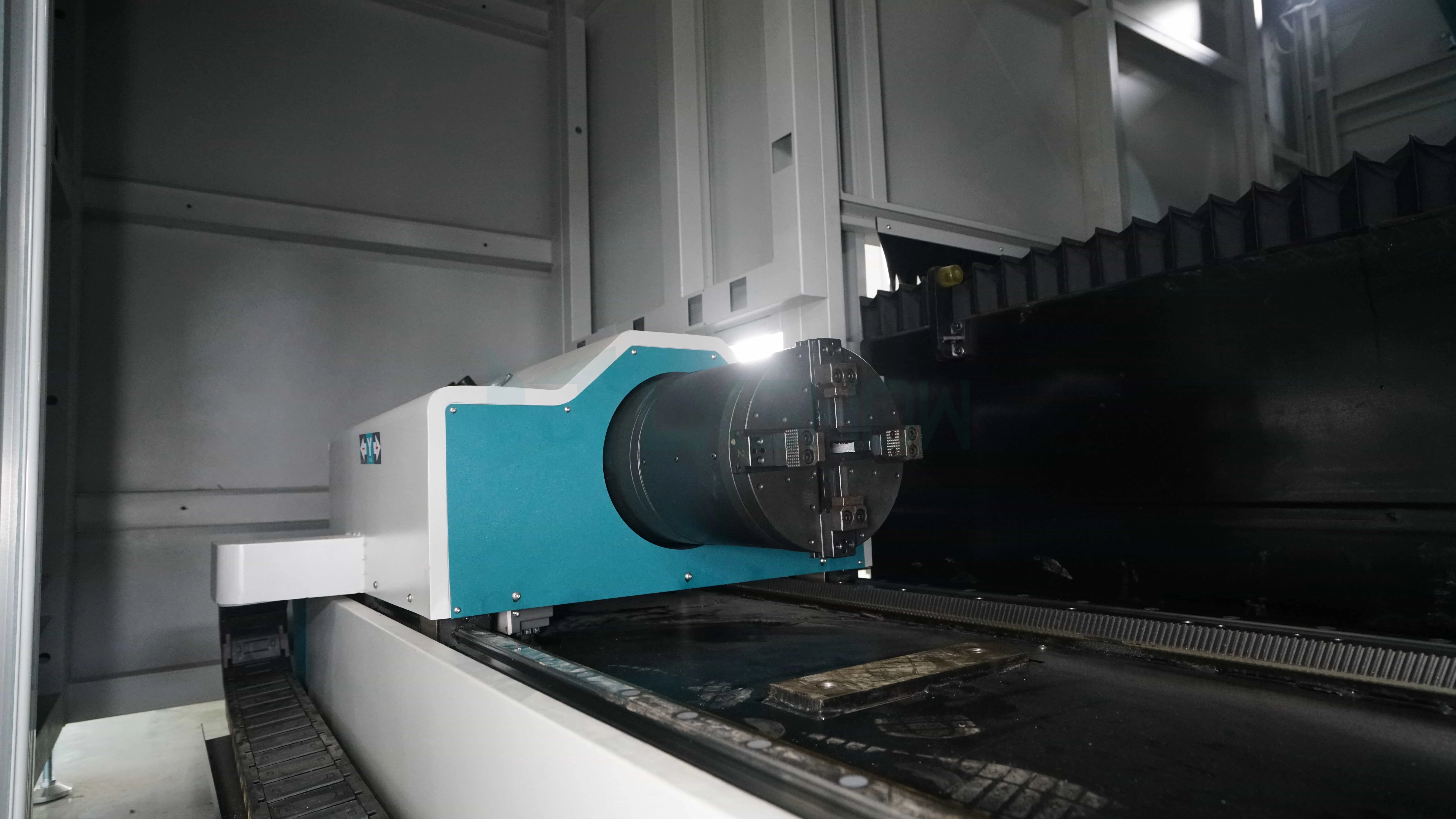 Enclosed Cnc Steel Metal Laser Cutting Machines 3kw Fiber Laser Cutting ...