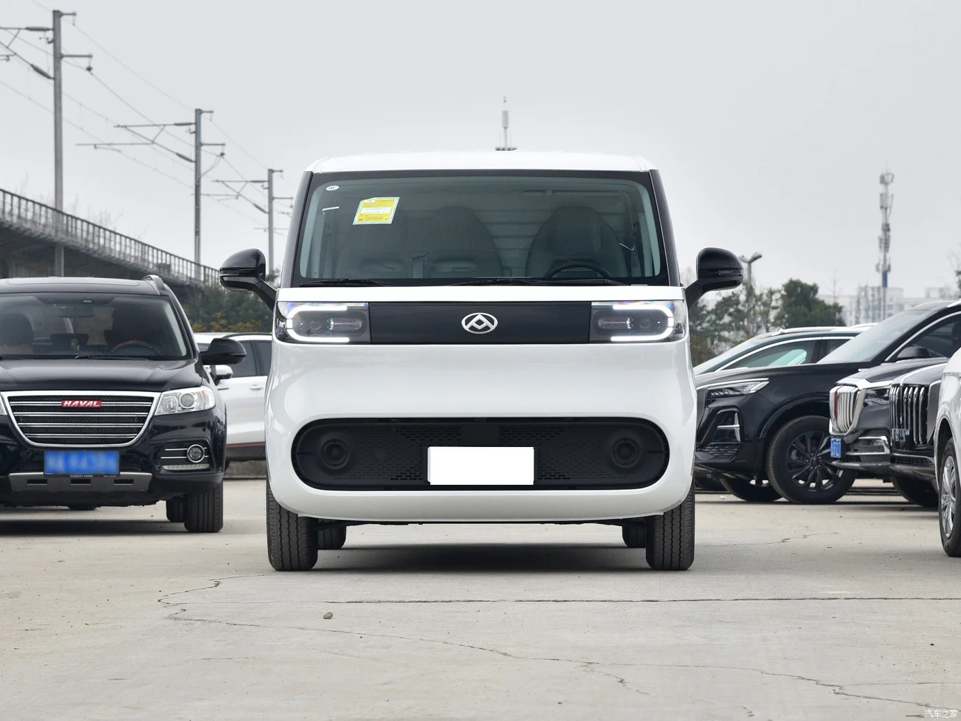 Saic Maxus Dana V1 - 2024 Model Electric Car with 320KM Range