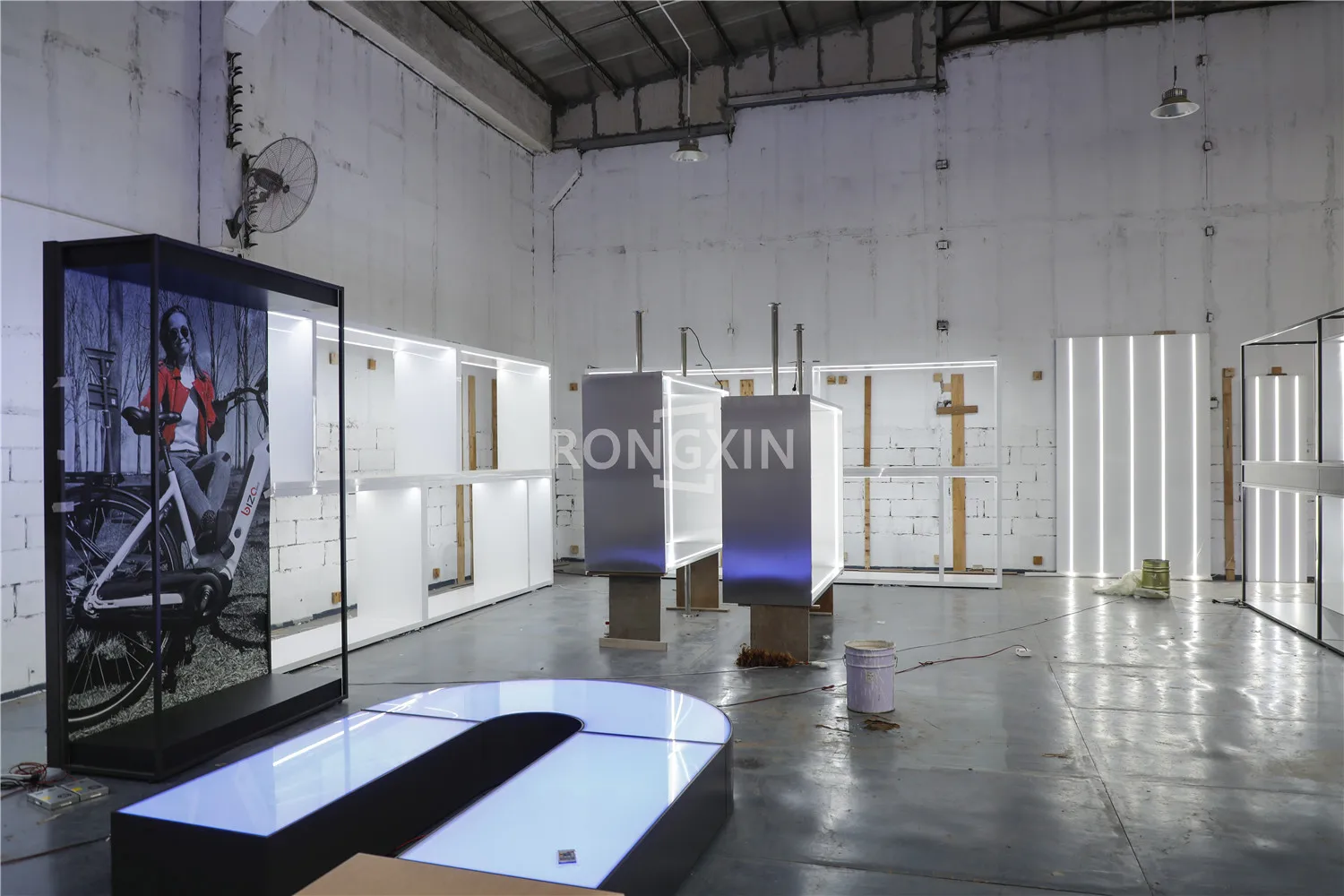 Bike Retail Shop Display Showcase Design Commercial Fashion Sport ...