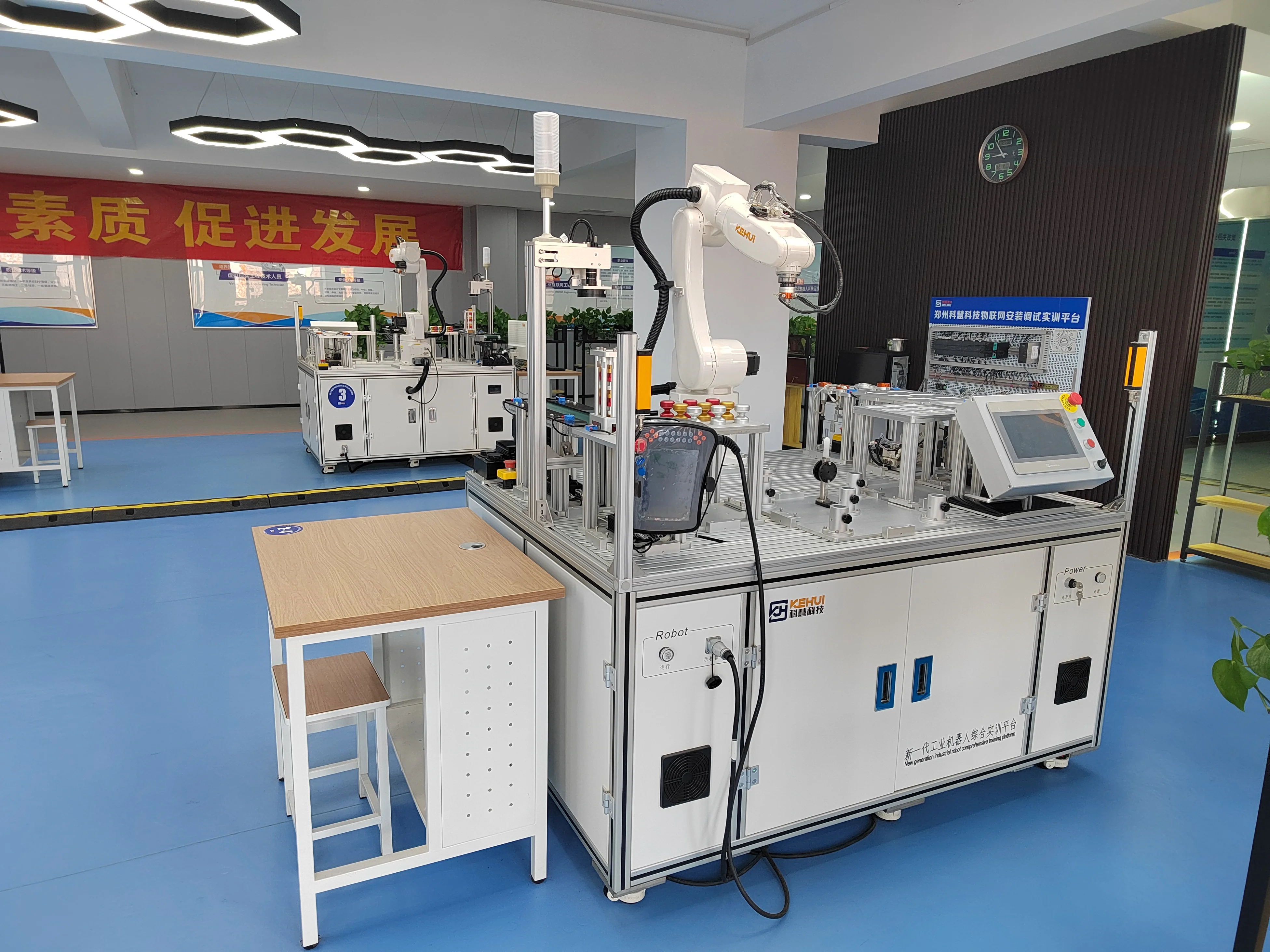 A New Generation Of Industrial Robot Training Equipment Is Used In ...