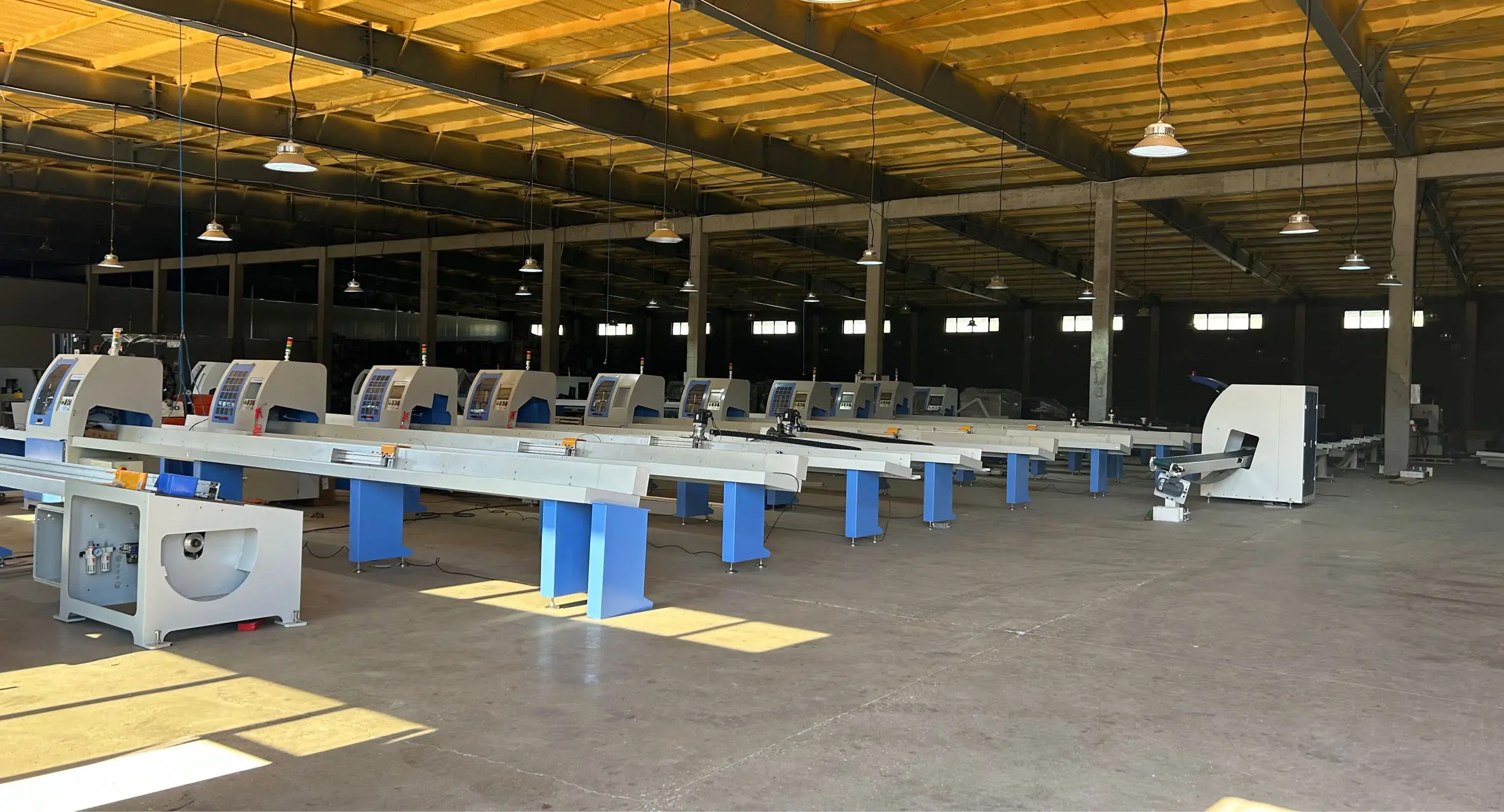 Continuous Breakdown Tilt Hoist With Overhead Rotatable Secondary Hoist ...