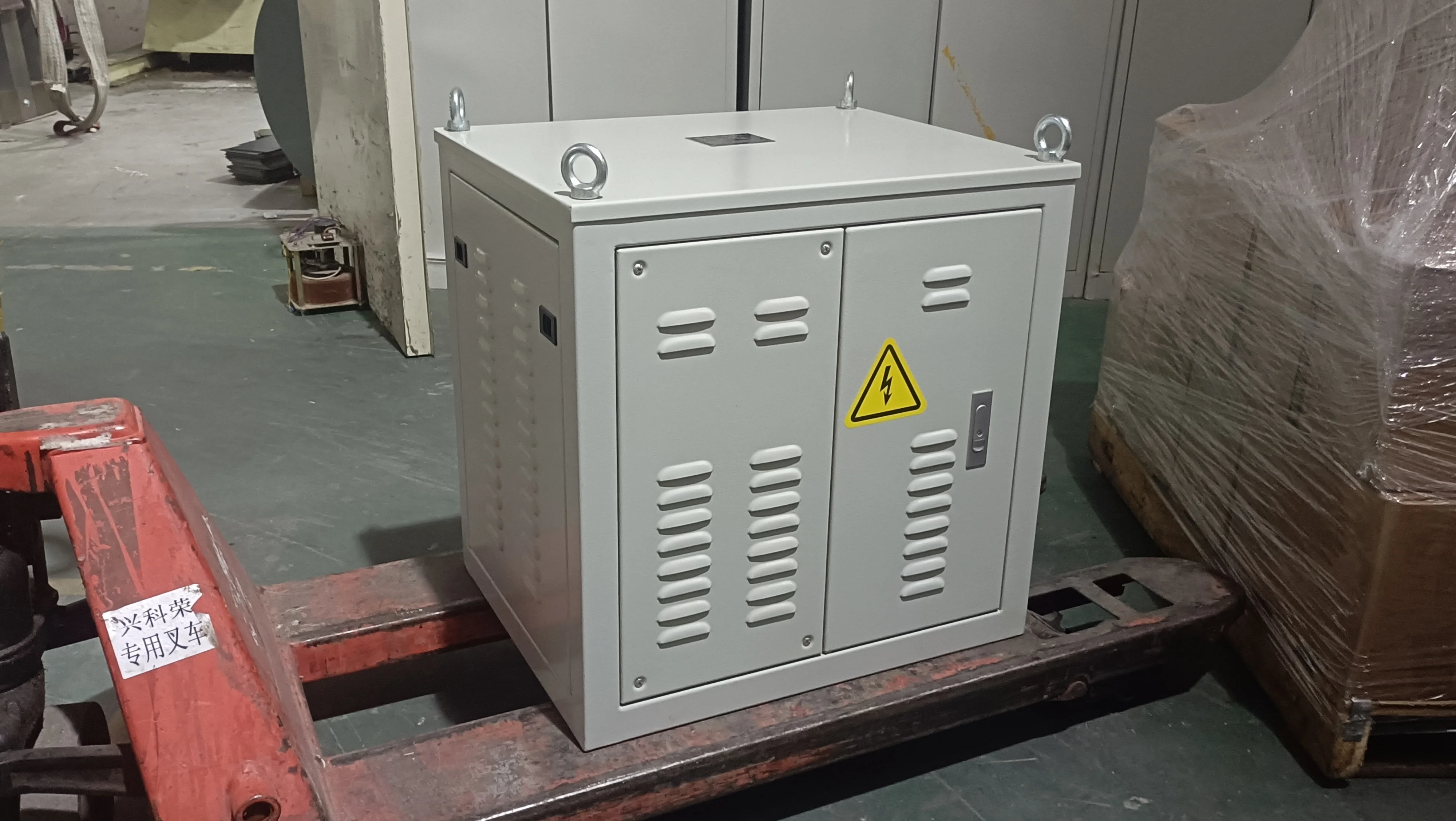 Dry Type Three Phase Transformer - 480v to 380v/208v