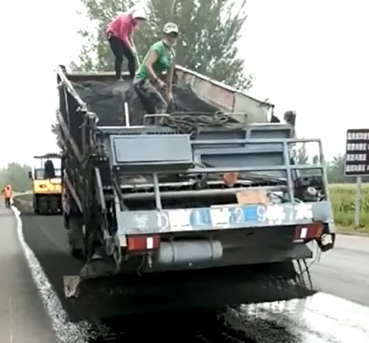 Chips Spreader With Spreading Width 3100mm Road Construction Spreader ...