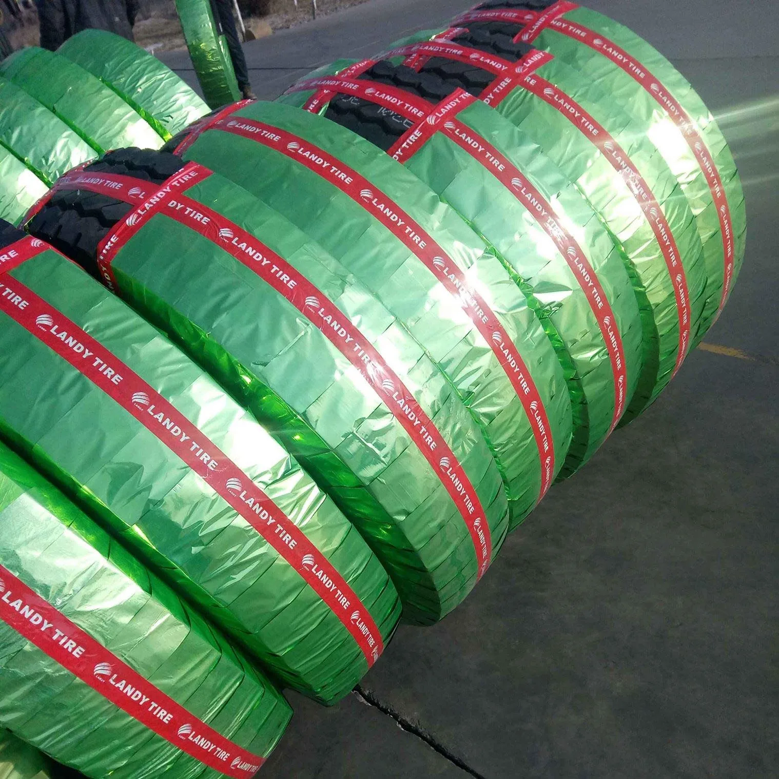 Chinese Factory Landy Truck Tires 265/70r19.5 275/70r22.5 285/70r19.5 295/60r22.5 Dd335 Tyres ...