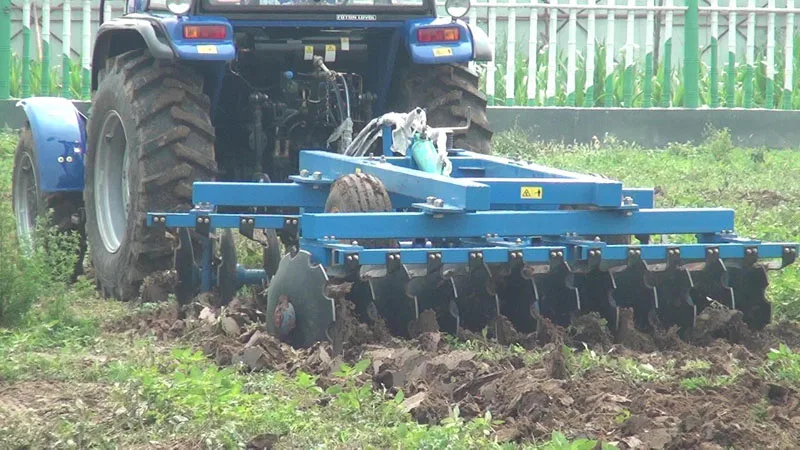Tractor Pulling Heavy Hydraulic Offset Disc Harrow Is Suitable for ...