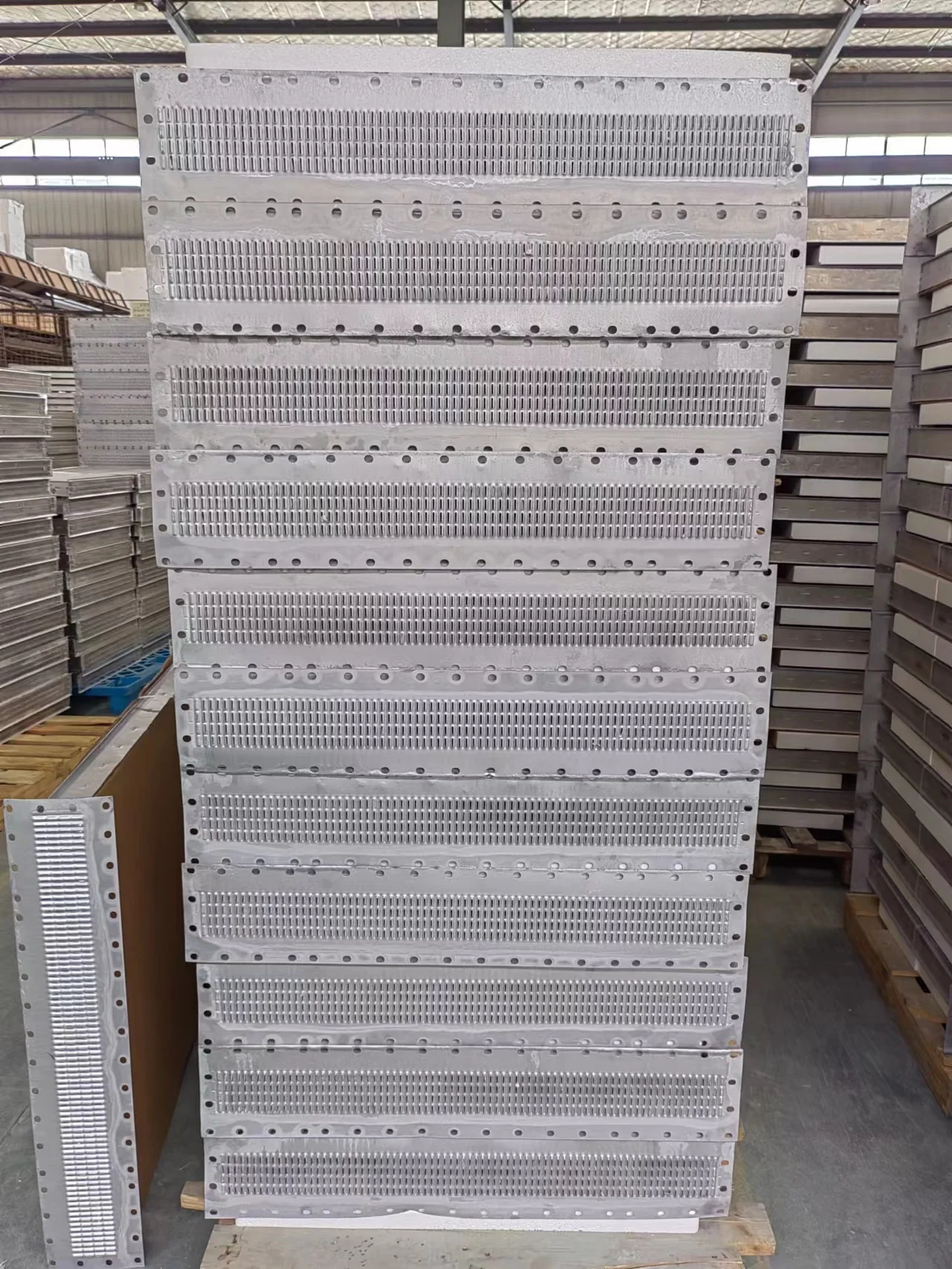 Heavy Duty Truck Radiator Factory Produce Aluminum Radiator For Iveco ...