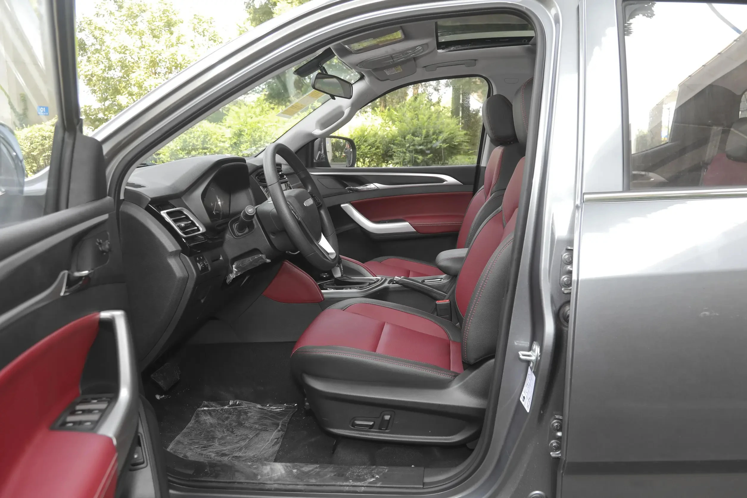 SAIC Maxus T70 Diesel Pickup Truck - Reliable Utility Vehicle