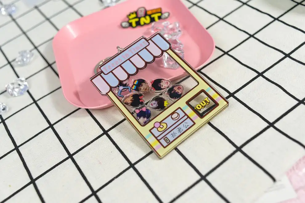 Customized Kpop Acrylic Shaker Keychain with Charms