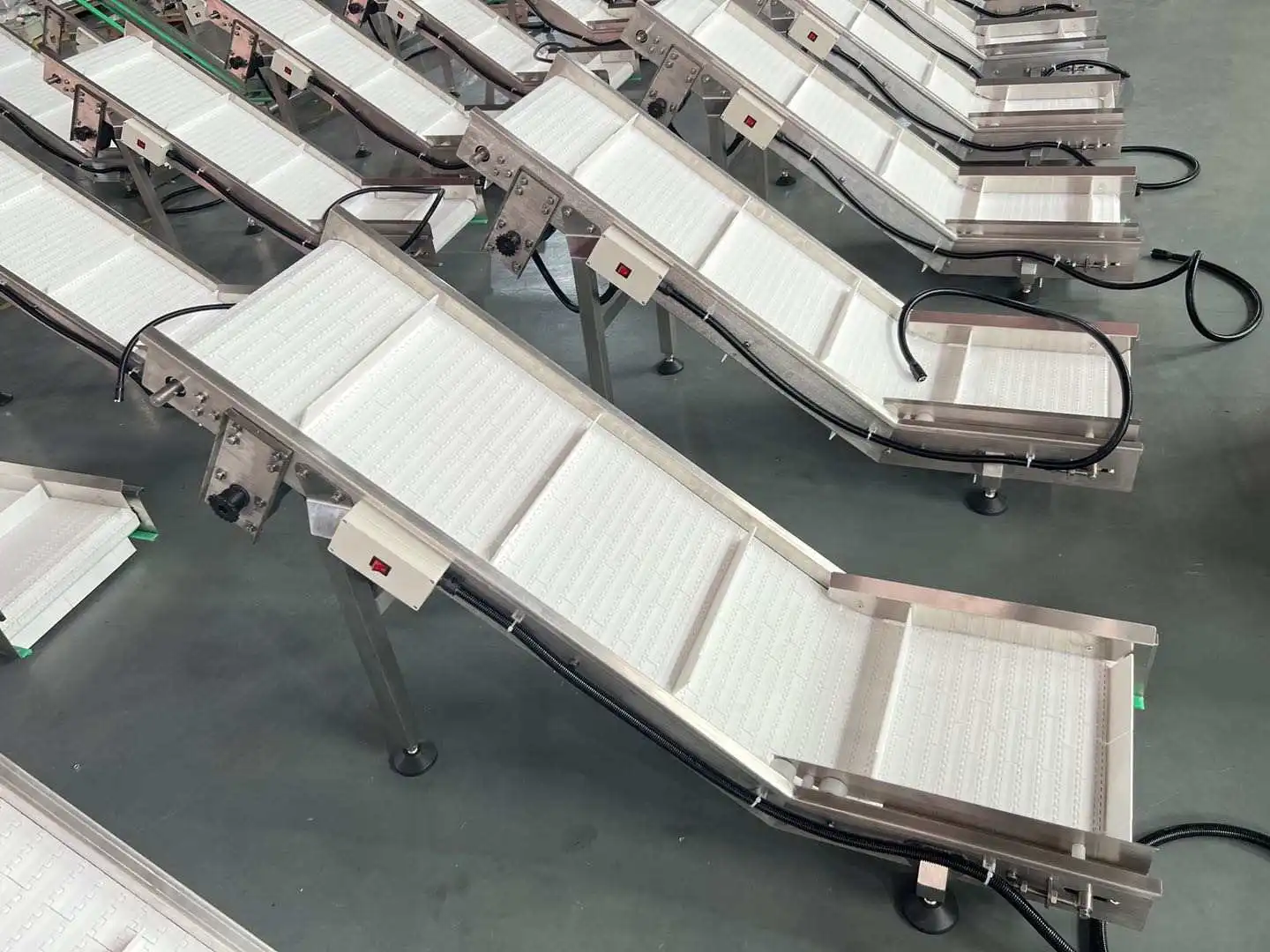 Fast Automatic Tilting Finished Product Conveyor Takes Away Food Bags ...