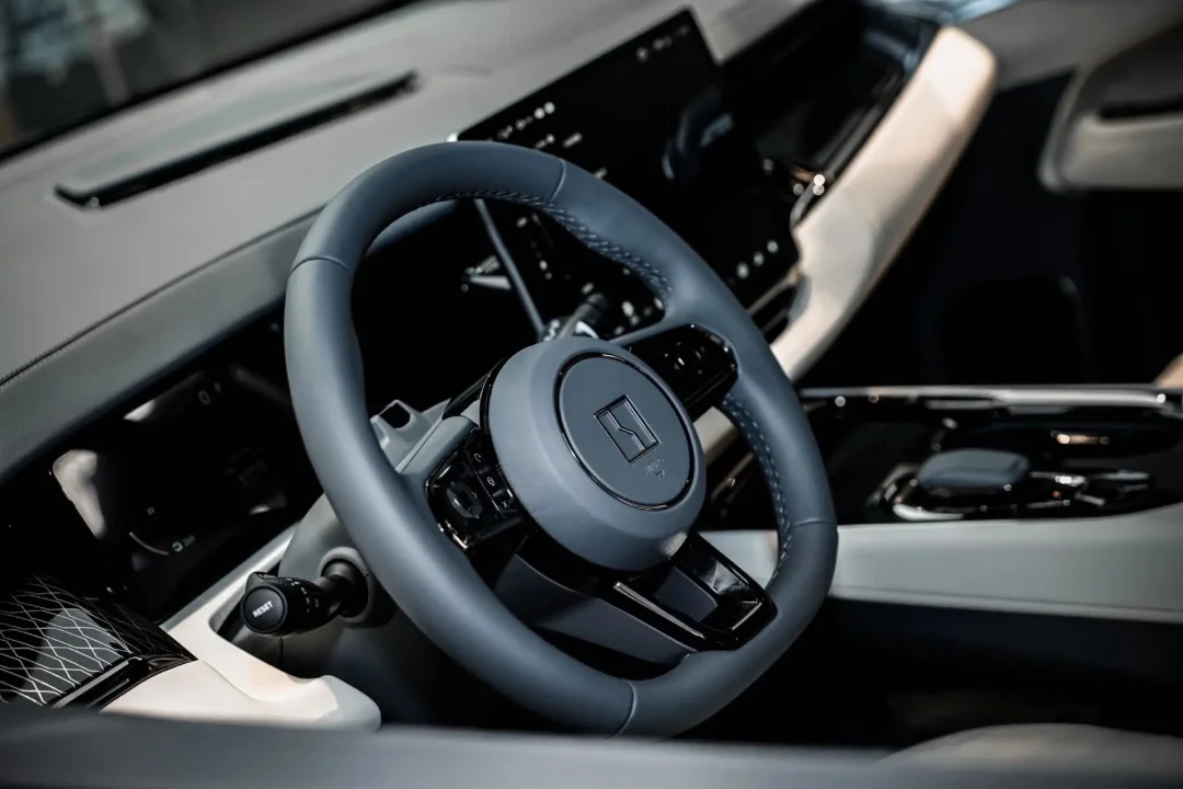 2023 Geely Zeekr 009 EV - Luxury 6-Seater MPV with 822 Km Range