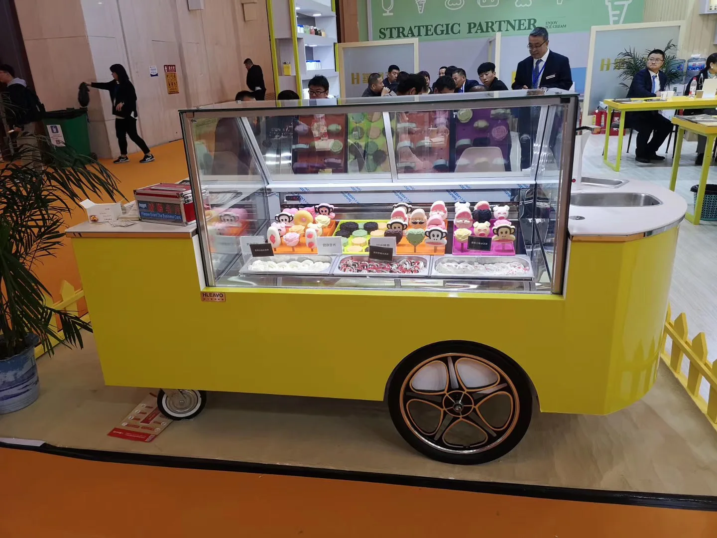 Hand Push Gelato Showcase Cart Freezer - Ice Cream Vending Carts