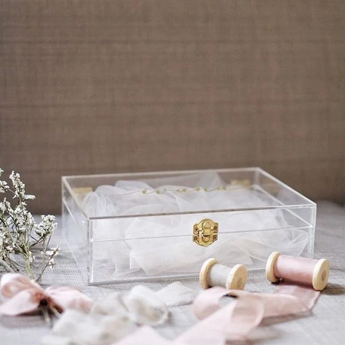 Exquisite Elegant Clear Acrylic Precious Jewelry Box