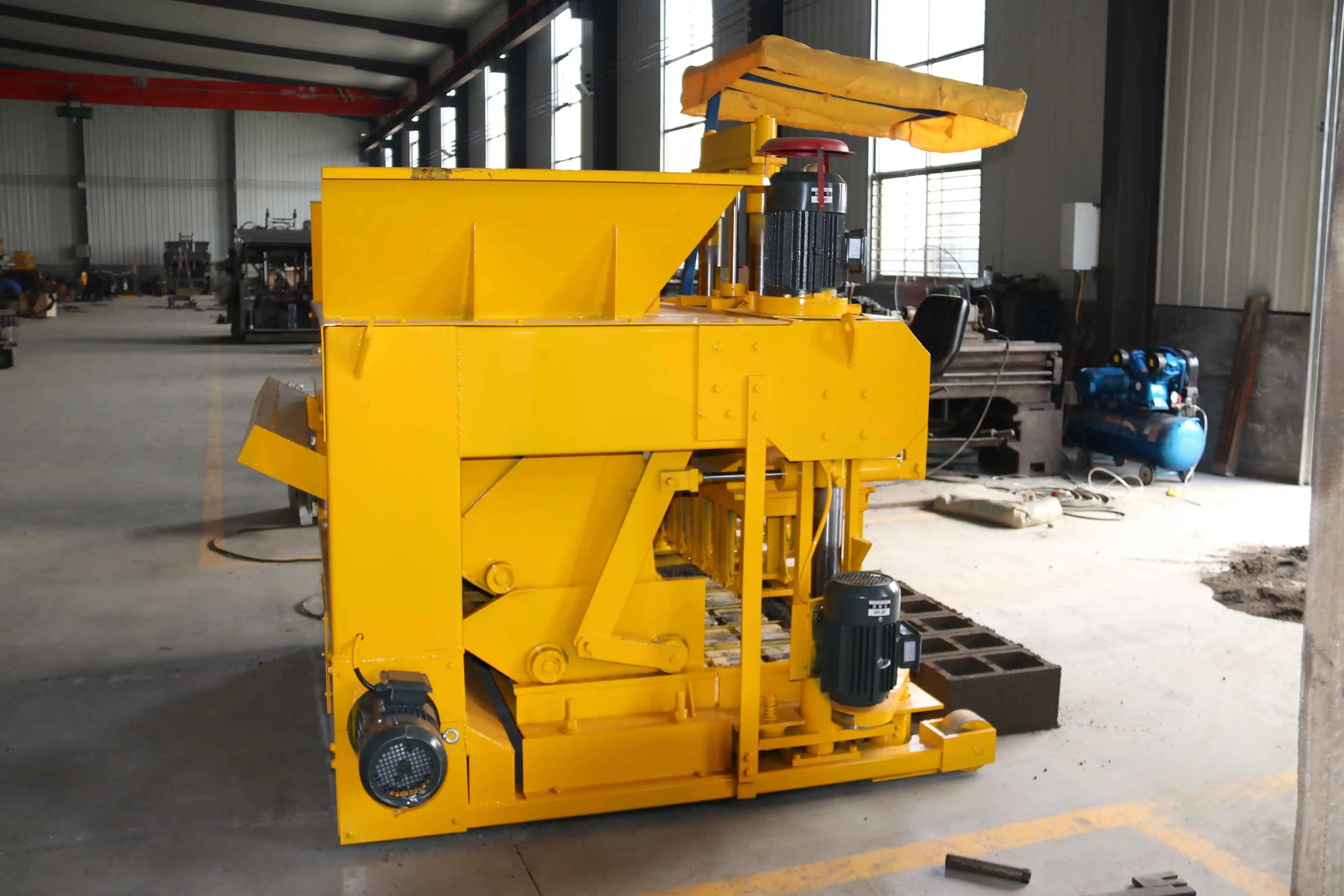 QMY6-25 Mobile Brick Making Machine - Large Space Requirement