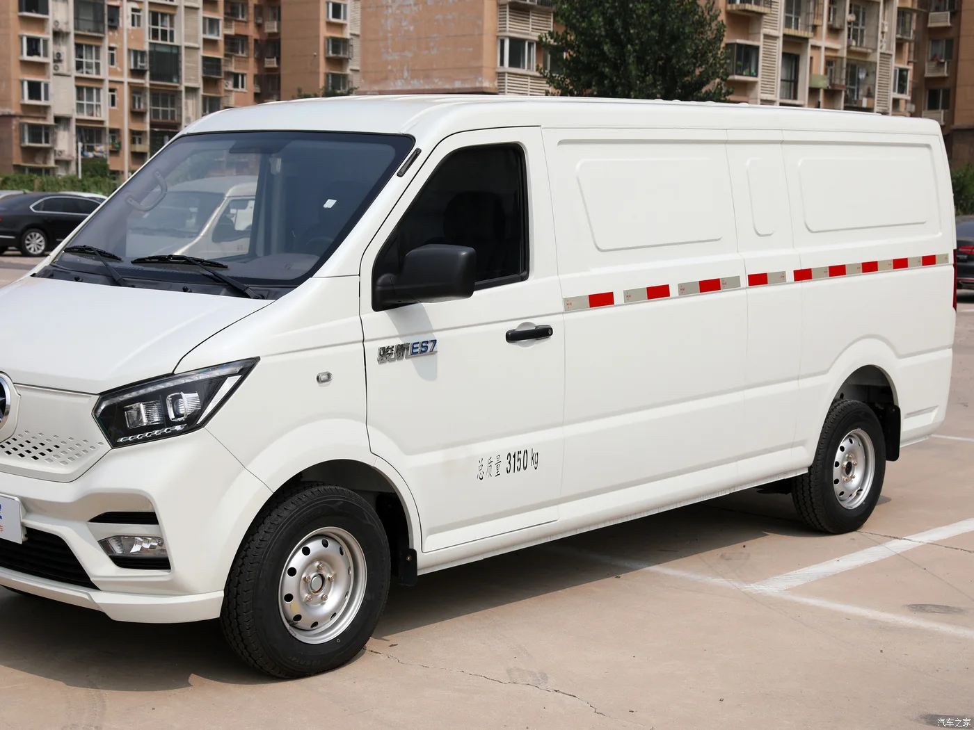 KAMA ES7 Cargo Van - Efficient Electric Vehicle for 2 Passengers