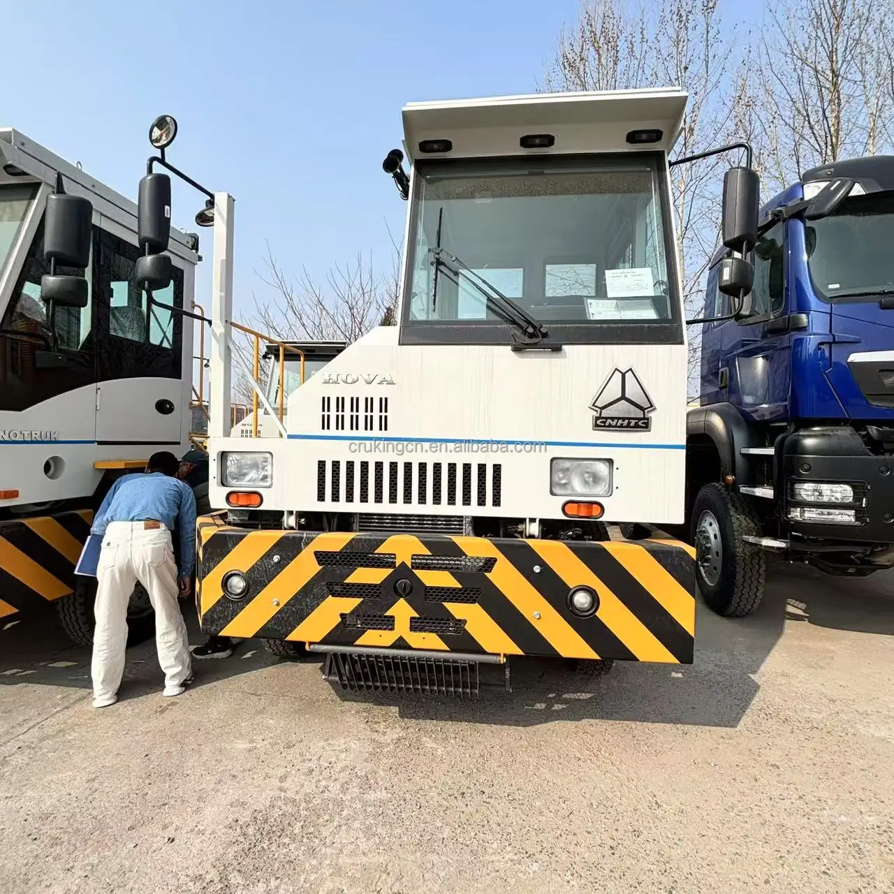 SINOTRUK HOVA 4X2 6X4 Dock Tractor - Efficient Port Solutions