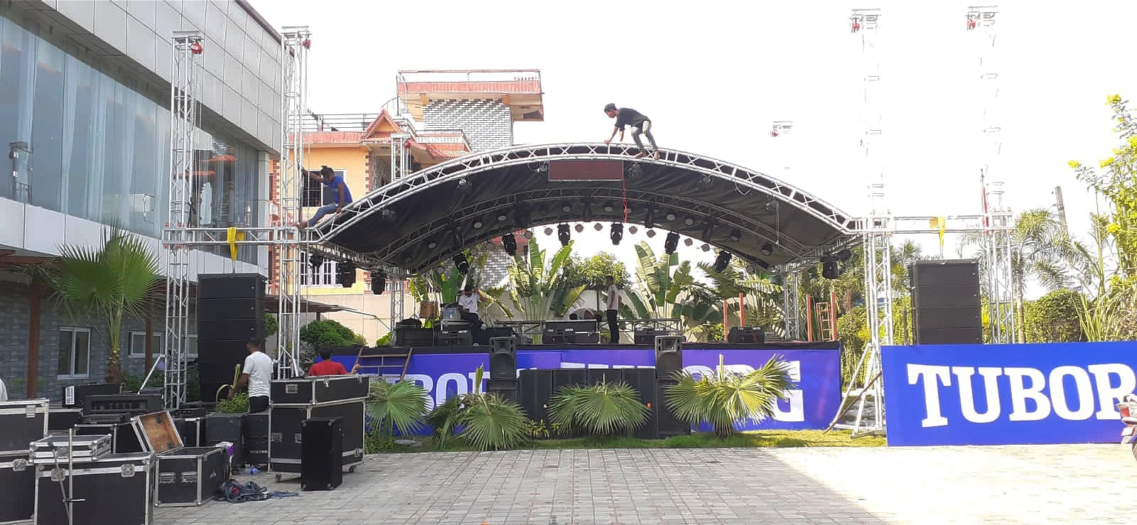 Outdoor Curve Arch Roof Truss And Aluminum Stage Platform Concert Anti ...