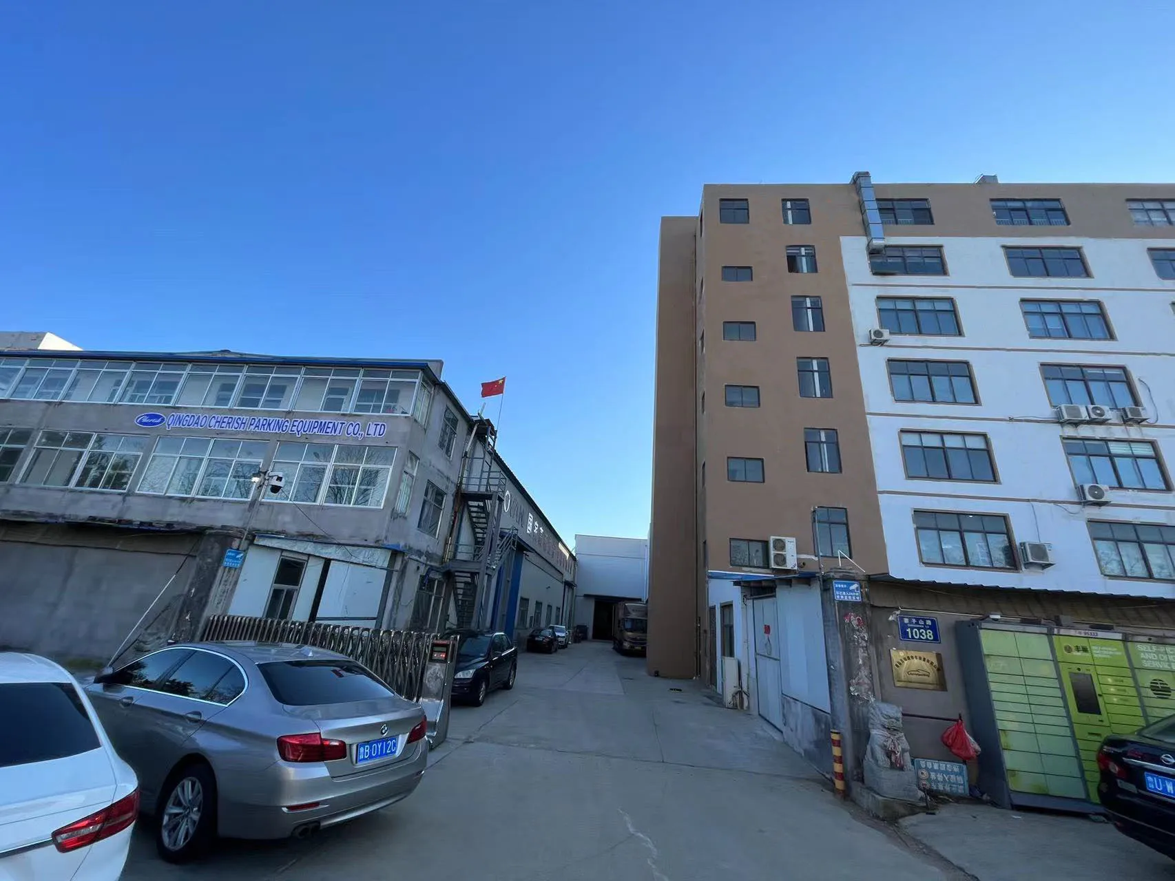 High-Rise Vehicle Ramp with 4 Four-Post Parking Hoists 3-Car Parking ...